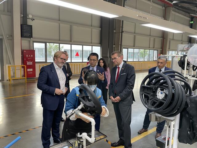 Oberösterreich in China: Waizenkirchner Lecapell näht in China ...