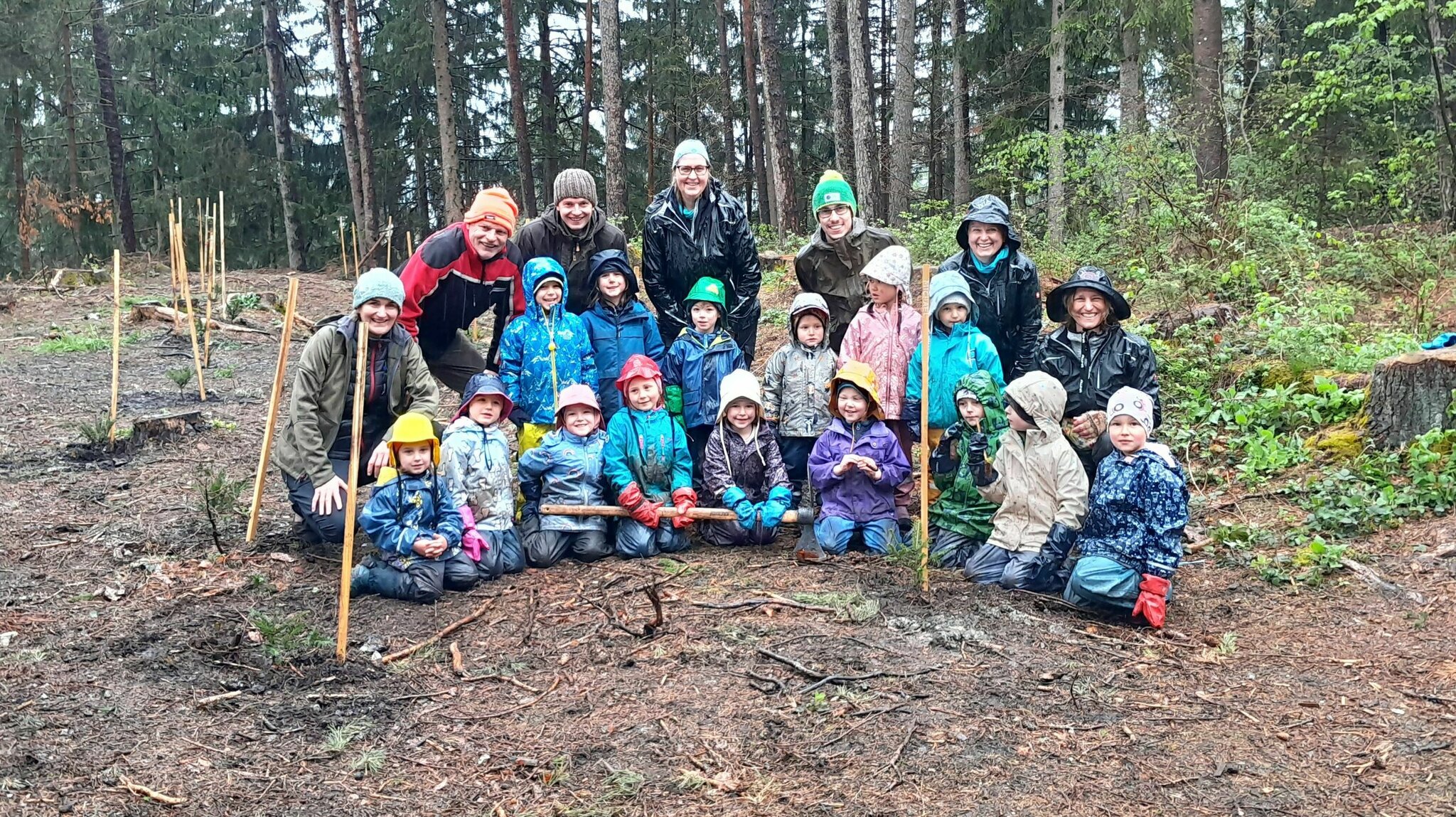 Naturschutz: Schwaz: Kinder pflanzen Tannen für den Wald der Zukunft - Schwaz