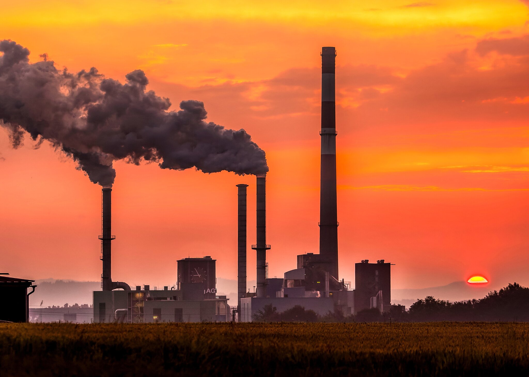 Feuerwehreinsatz: Laugeturm der Lenzing AG stand in Flammen - Vöcklabruck