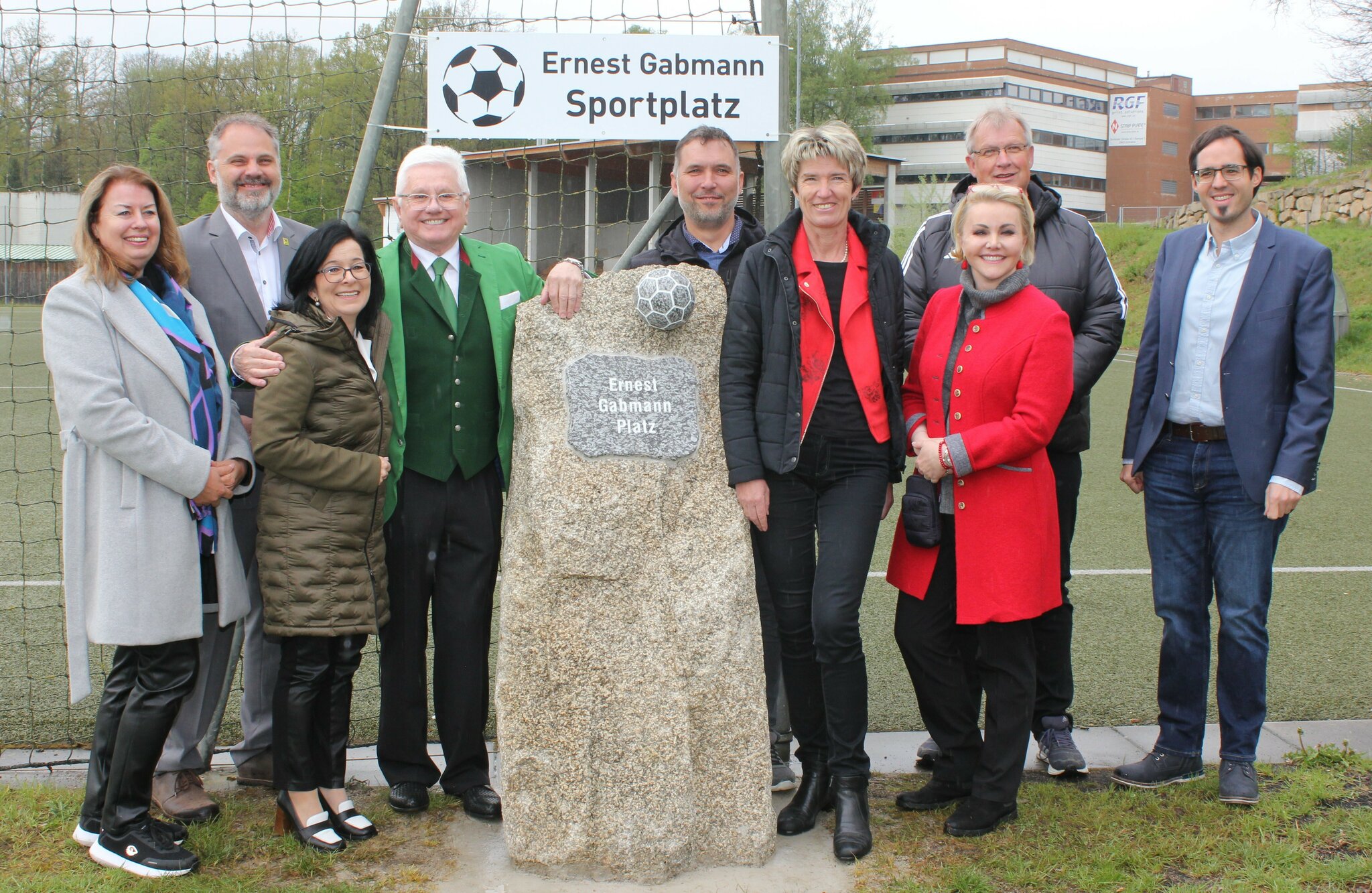 Schrems: Kunstrasenplatz wird "Ernest-Gabmann-Platz" - Gmünd