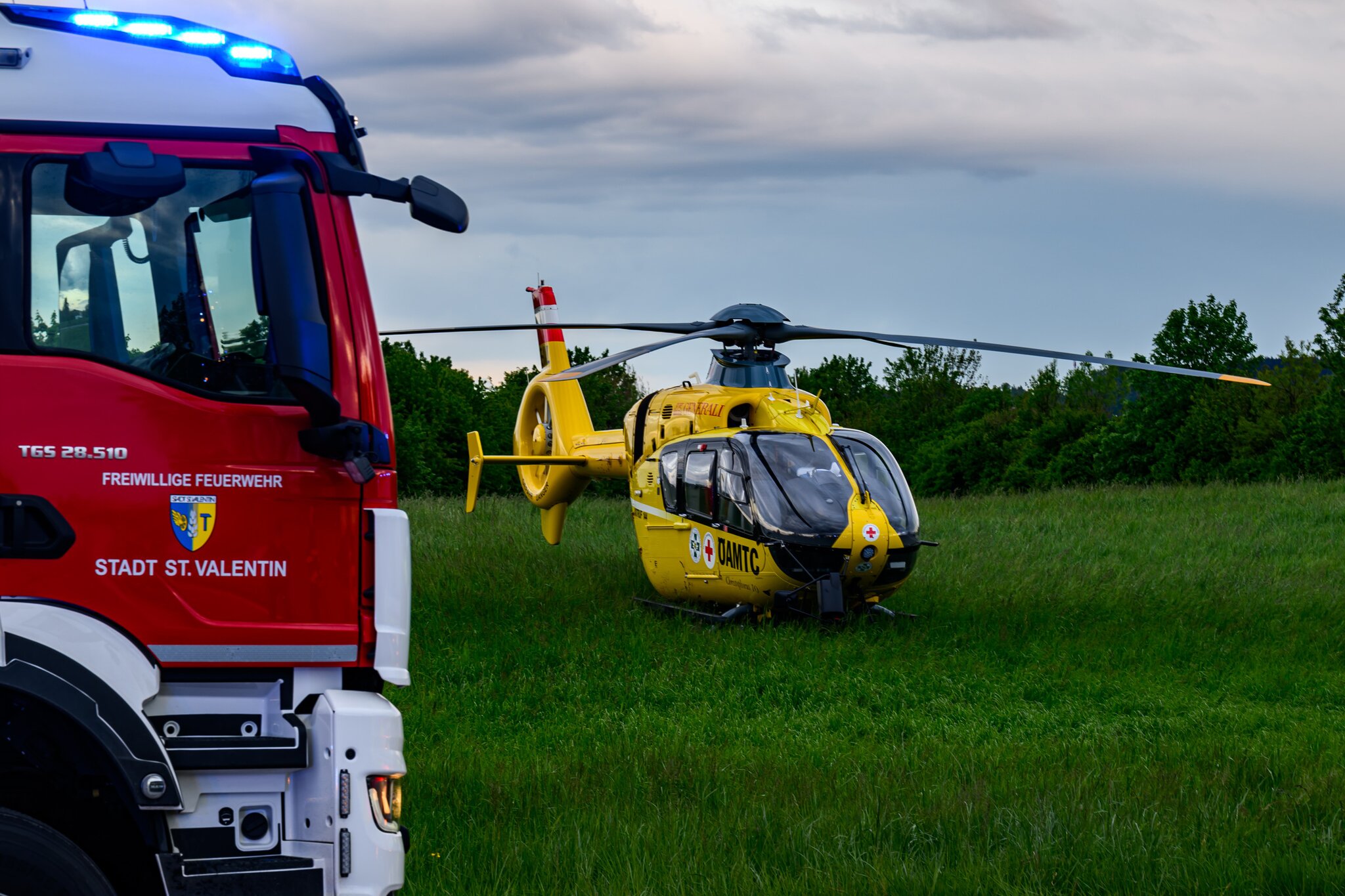 Großaufgebot an Einsatzkräften: Schwerer Unfall an der Autobahnauffahrt St. Valentin - Enns