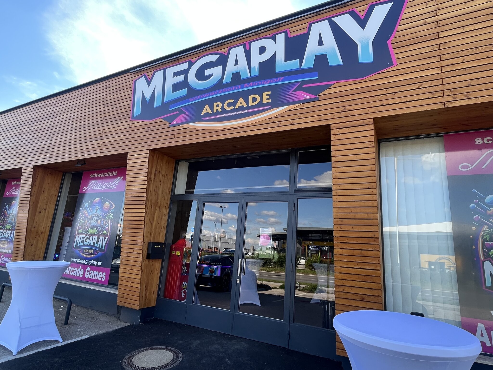 Schwarzlicht Minigolf: Grand Opening für das "Megaplay" in Eisenstadt - Eisenstadt