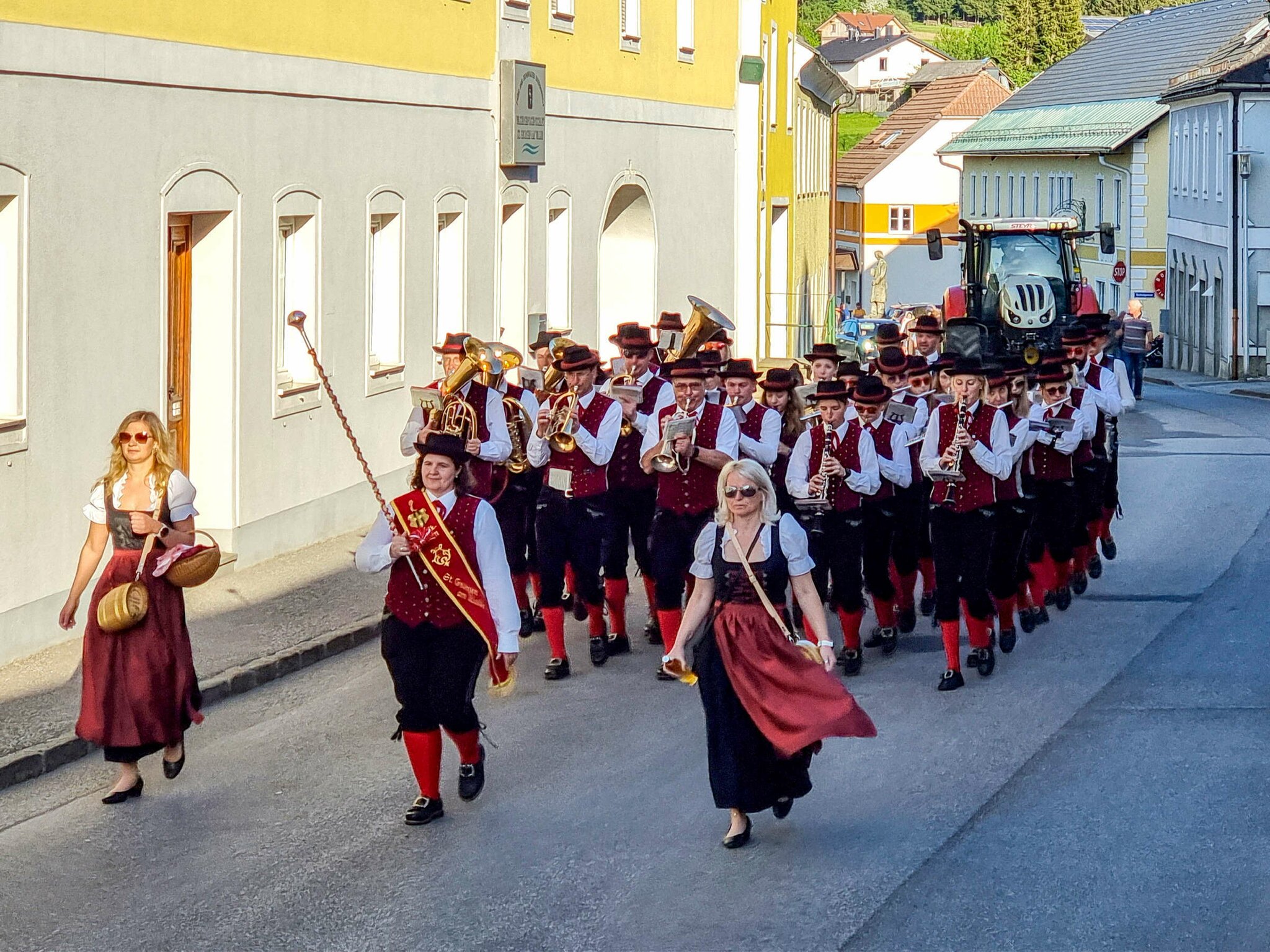 ST.GEORGEN AM WALDE: Kameradschaftsbund stellt Maibaum auf - Perg