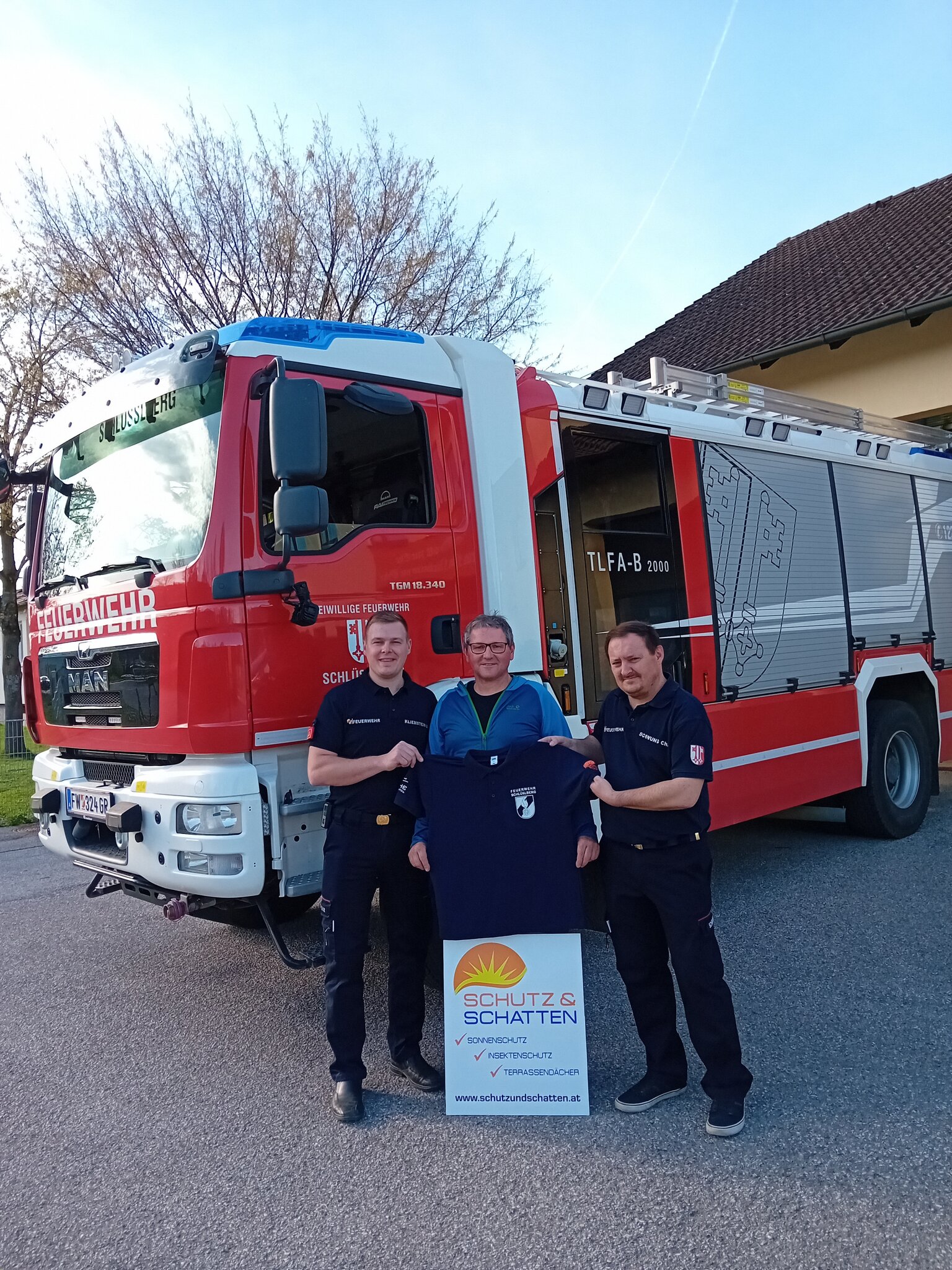 100 Leiberl übergeben: FF-Schlüßlberg wurde mit neuen Polos ...