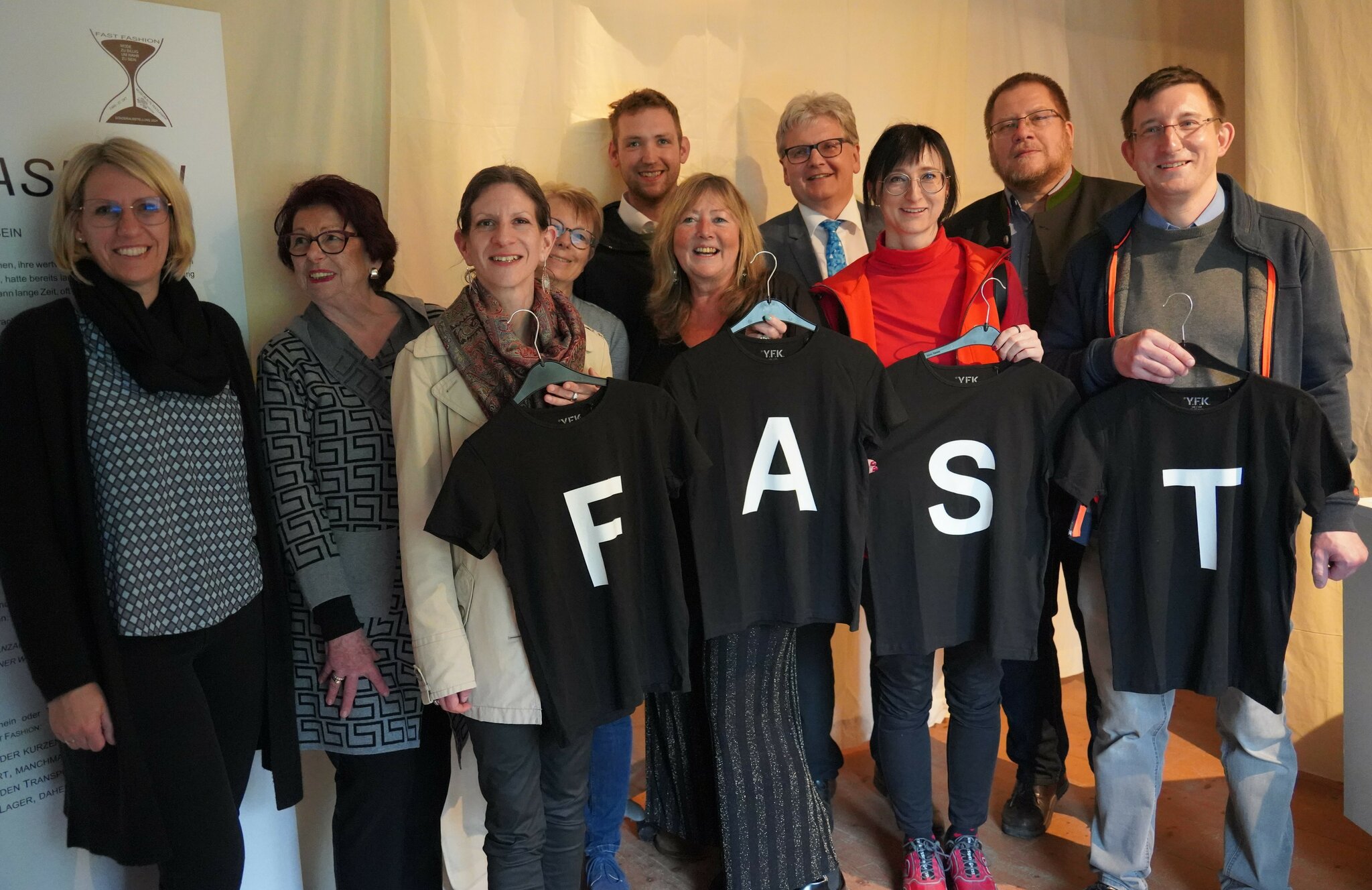 Sonderausstellung in Textilmuseum: Fast Fashion: Mode, zu billig, um ...