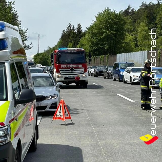 Auf A2 Südautobahn: Unfall mit mehreren Fahrzeugen forderte Verletzten - Klagenfurt Land