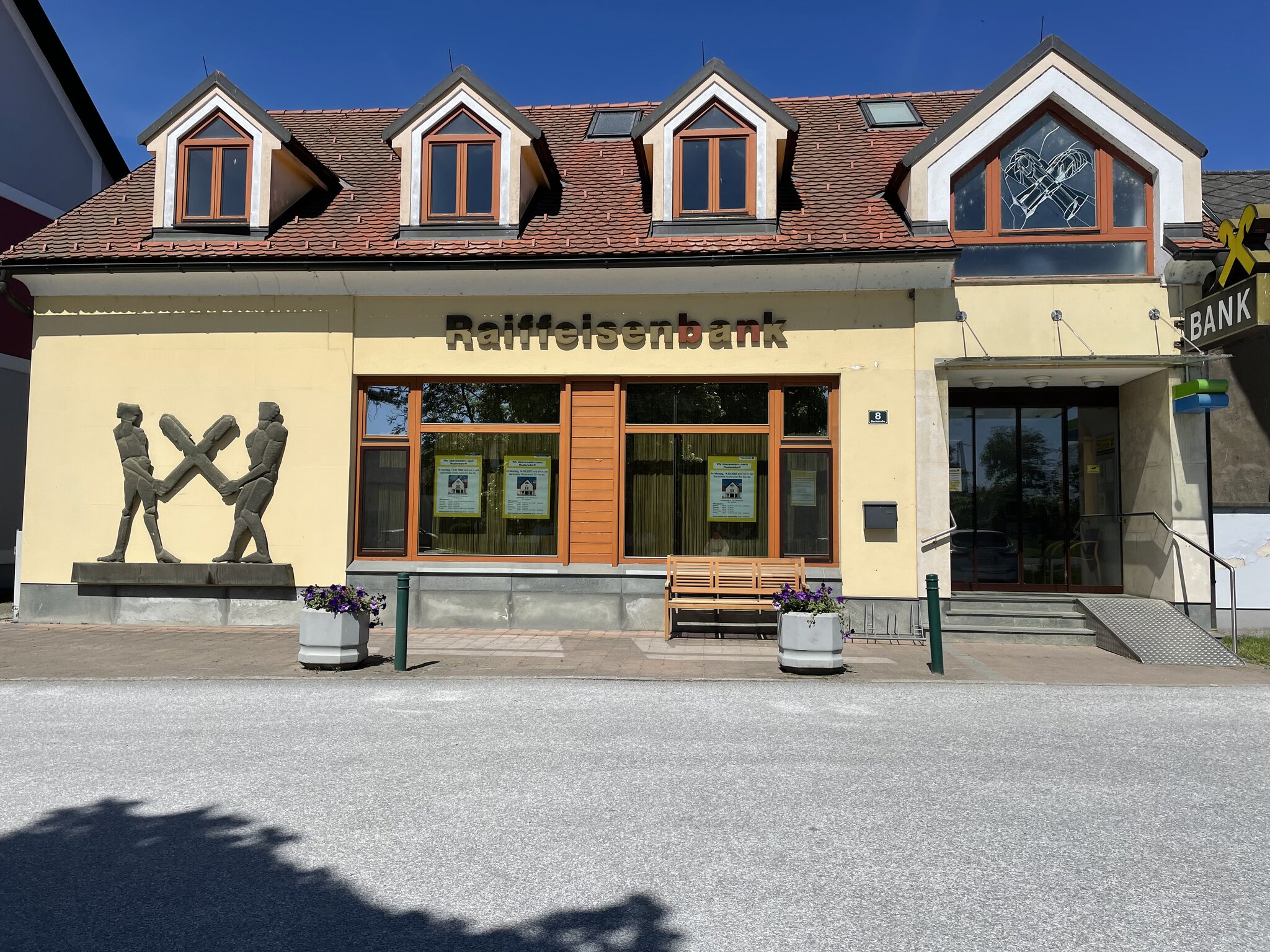 Altes Raika-Gebäude: Bau des Gemeindezentrums Königsdorf soll bald ...