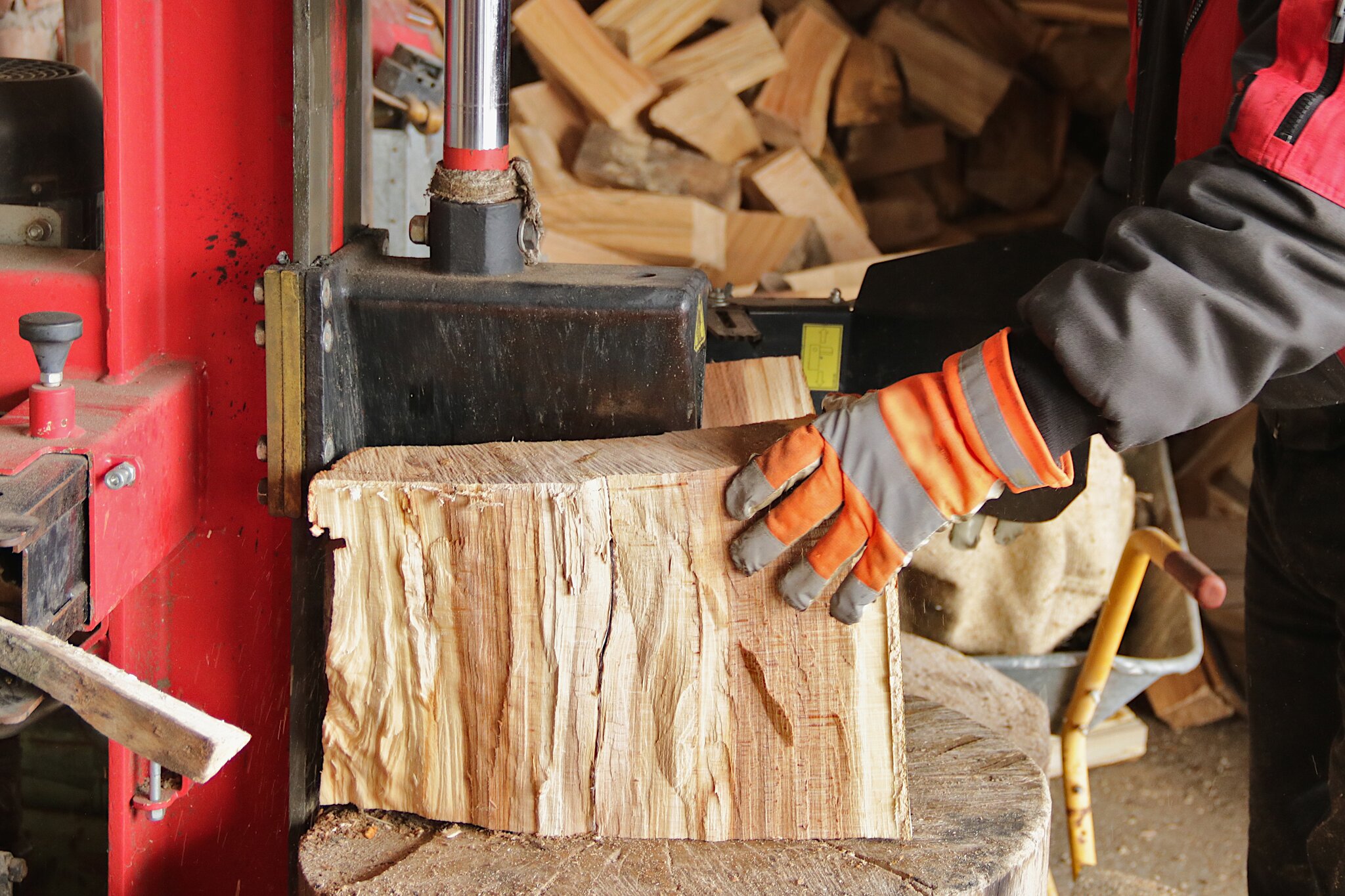 In Holzspalter geraten: 68-Jähriger trennte sich Finger ab - Landeck