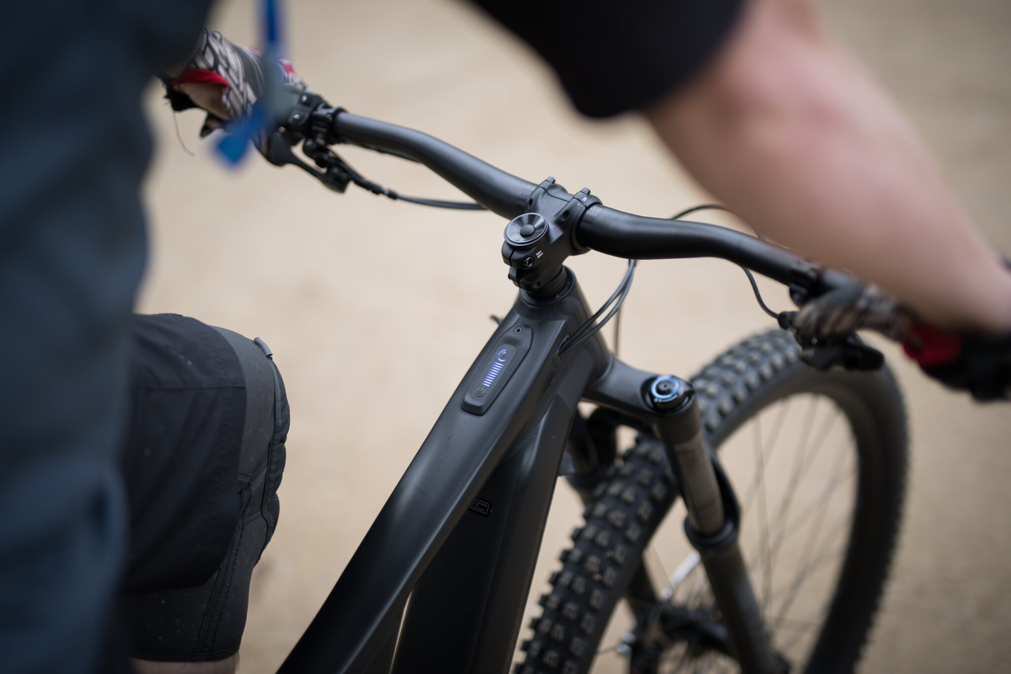 Schönwies: E-Bikefahrerin prallte gegen Hecke und Holzzaun - Landeck