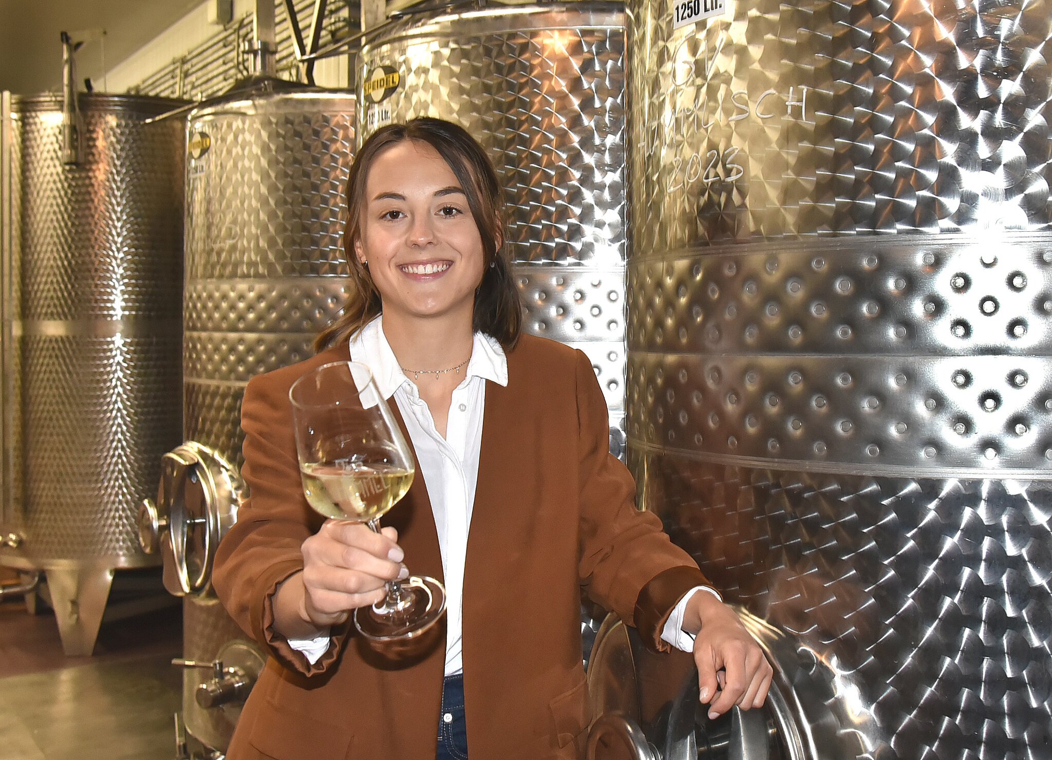Niederschleinzerin übernimmt: Laura Hummel ist die neue Weinkönigin ...