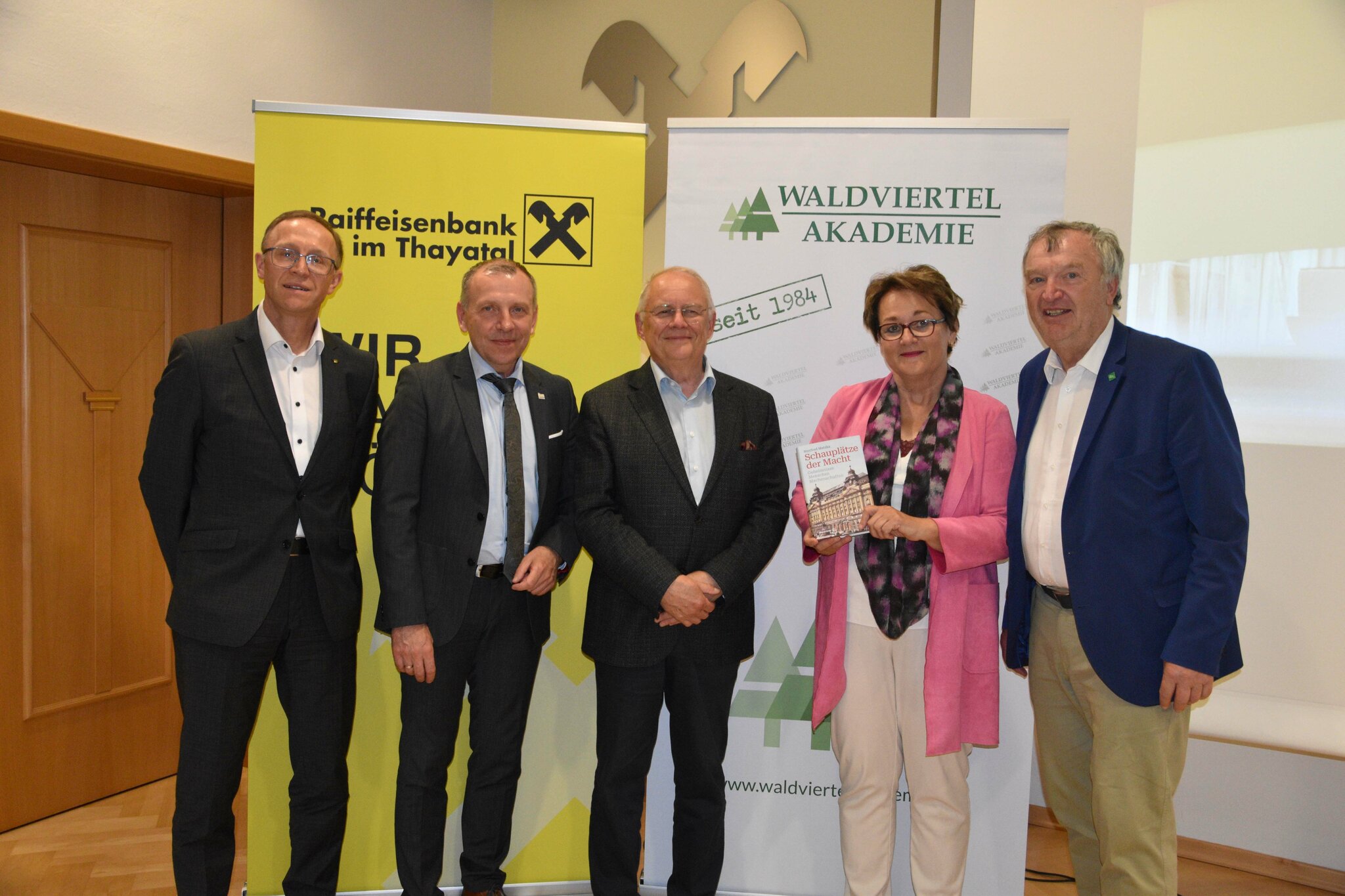 Buchpräsentation: Manfred Matzka gab Einblicke in die „Schauplätze der Macht" - Waidhofen/Thaya