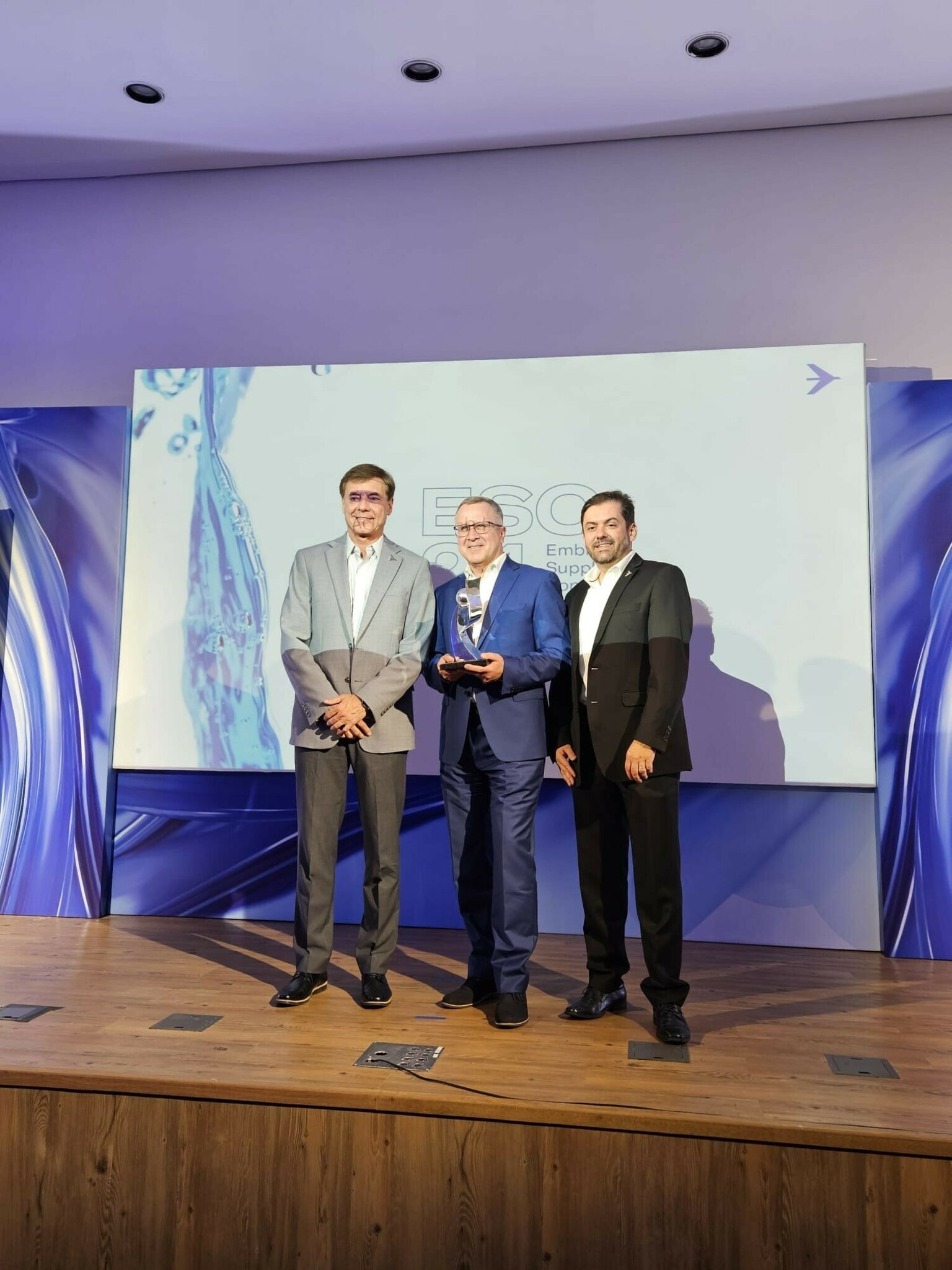Zeichen der Kooperation: FACC erhält "Best Supplier Award" von Embraer ...