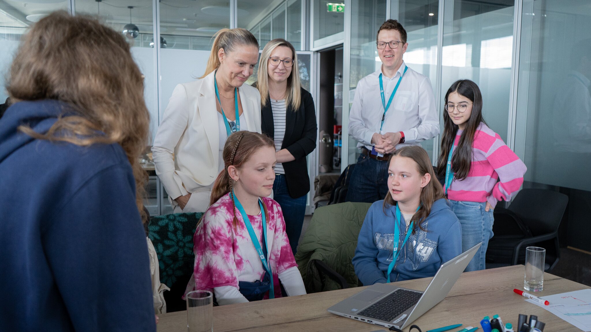 Tech-Girls eroberten ORBI-Tower beim Töchtertag: Ein inspirierender Töchtertag mit CoderDojo und ...