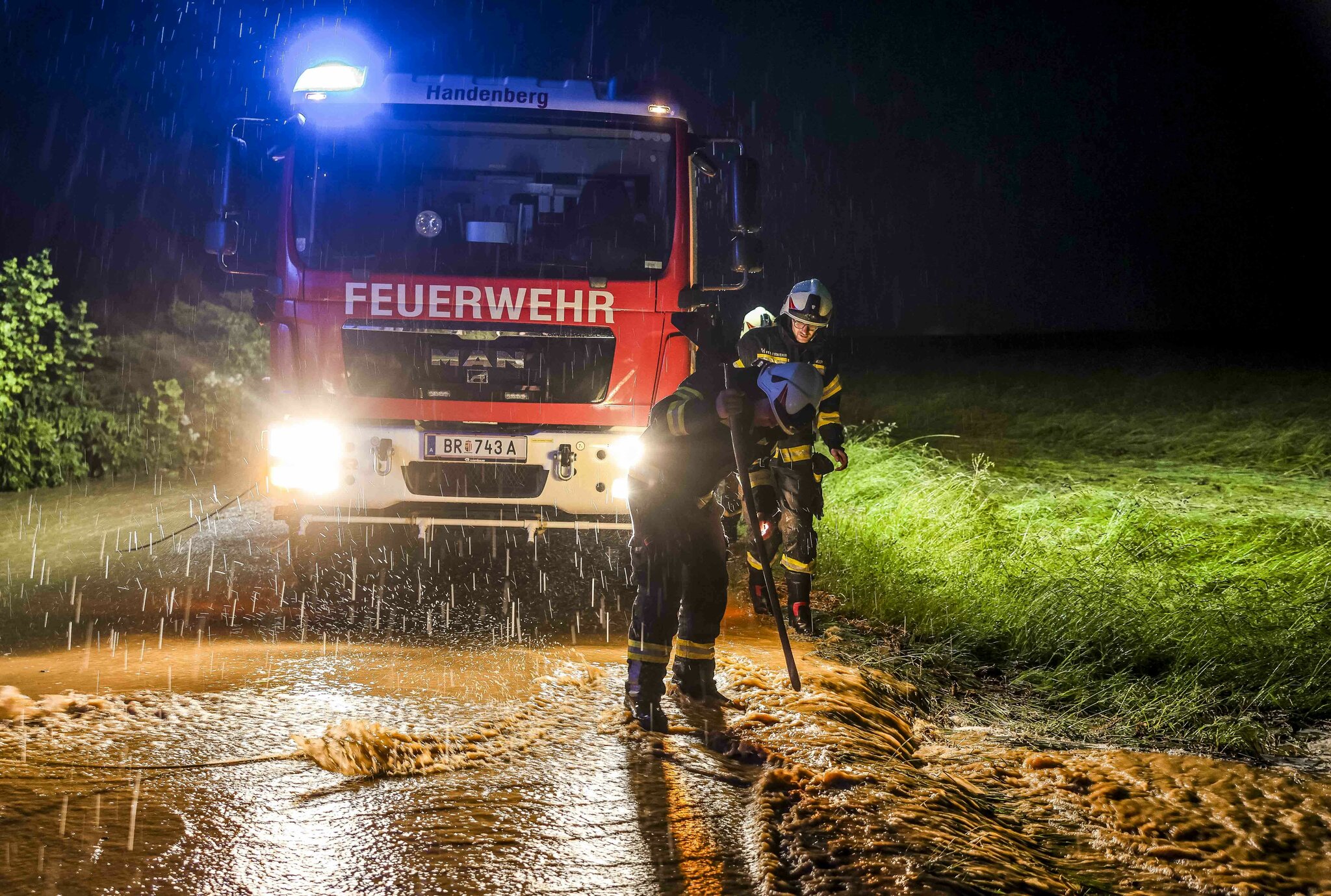 Starkregen forderte Einsatzkräfte: Keller und Straßen im Bezirk Braunau überflutet - Braunau