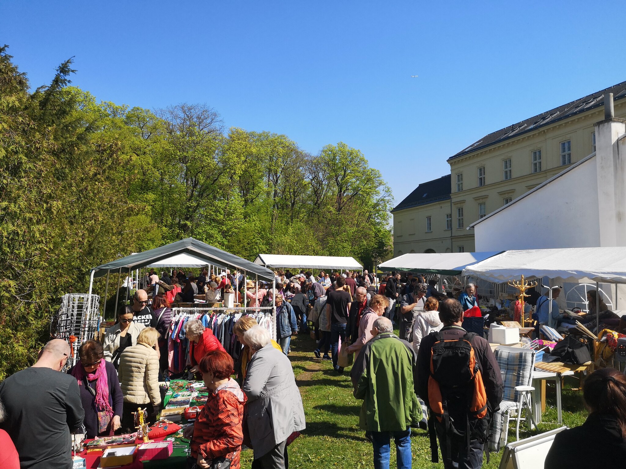 Pfarre Lainz-Speising: Stöbern und Plaudern beim Flohmarkt in Hietzing ...