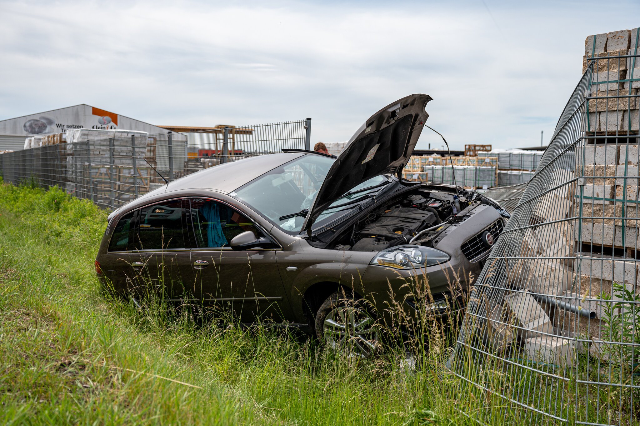 Unfall bei Ennsdorf: Auto kam von B123 ab und landete im Straßengraben ...