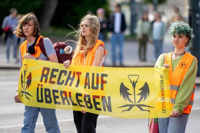 Klimaschutz: Protest der Letzten Generation vor dem Wiener Parlament - Wien