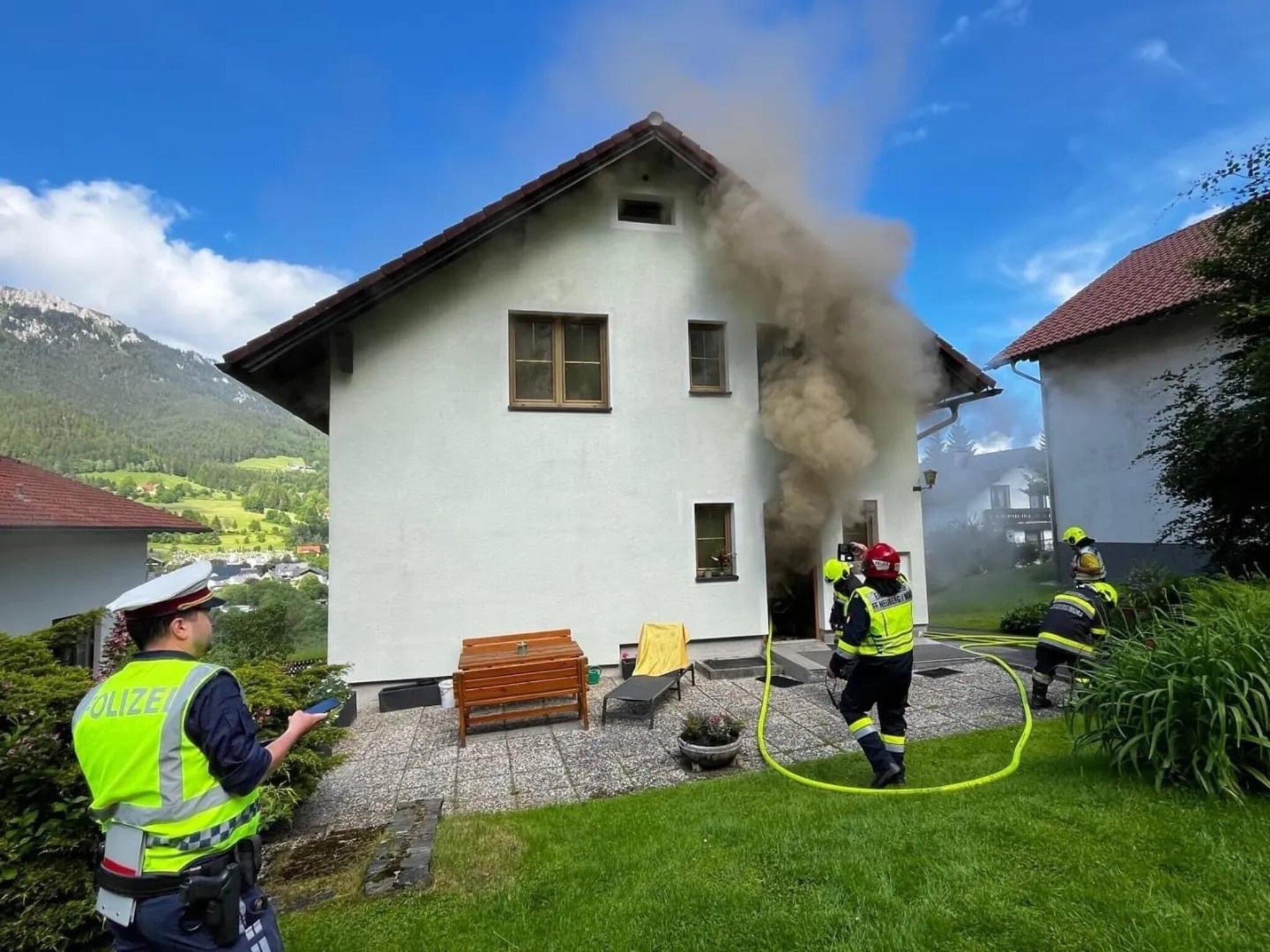 Feuerwehr konnte rasch löschen: Einfamilienhaus geriet in Neuberg in Brand - Mürztal
