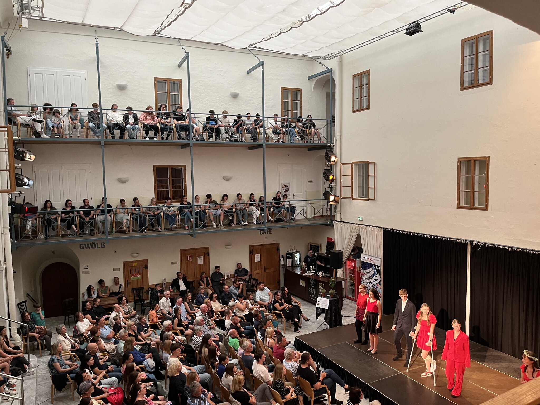 Volles Haus im Amthof: Riesenerfolg für Schultheater des BRG Feldkirchen! - Feldkirchen