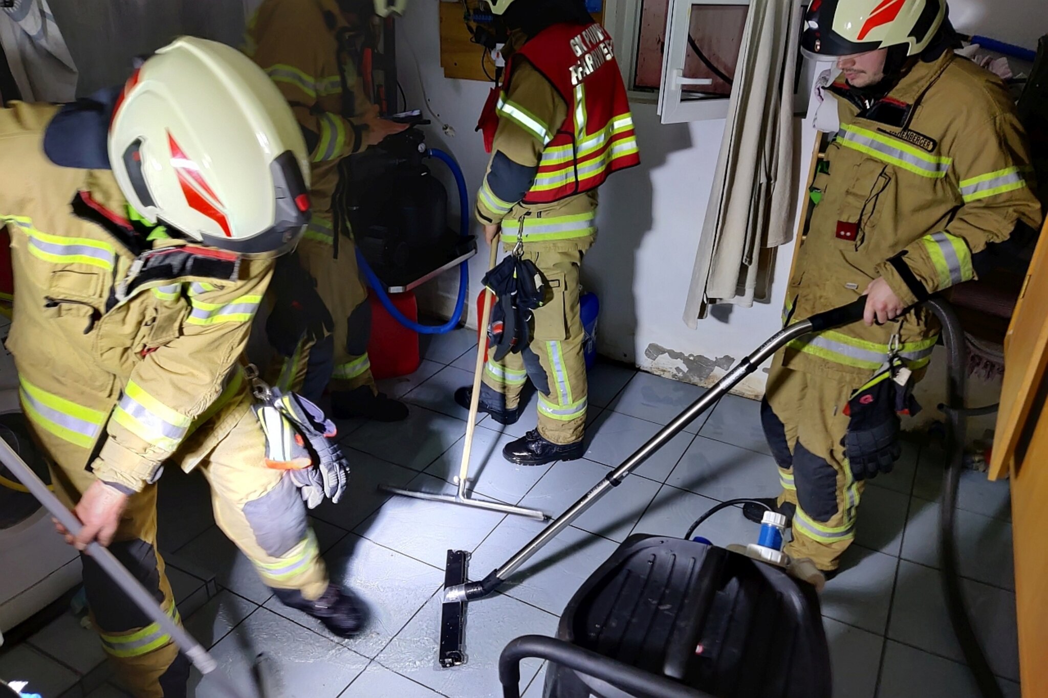 Atemschutztrupp: FF Pfarrwerfen zu Chloraustritt in Pöham alarmiert ...
