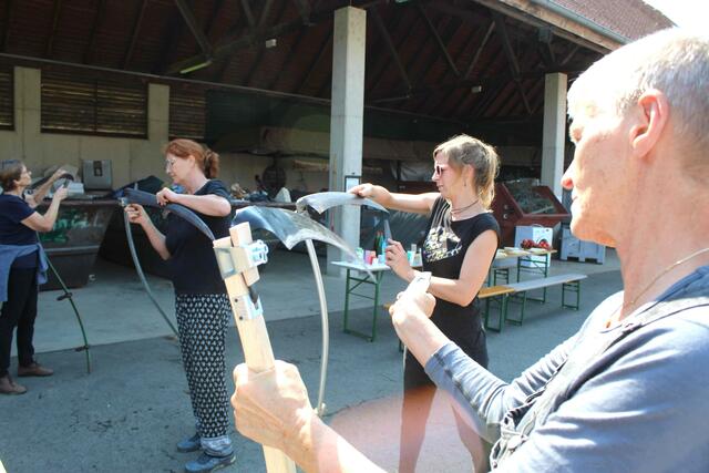 Altes Wissen für junge Leute: Mähen mit der Sense will gelernt sein ...