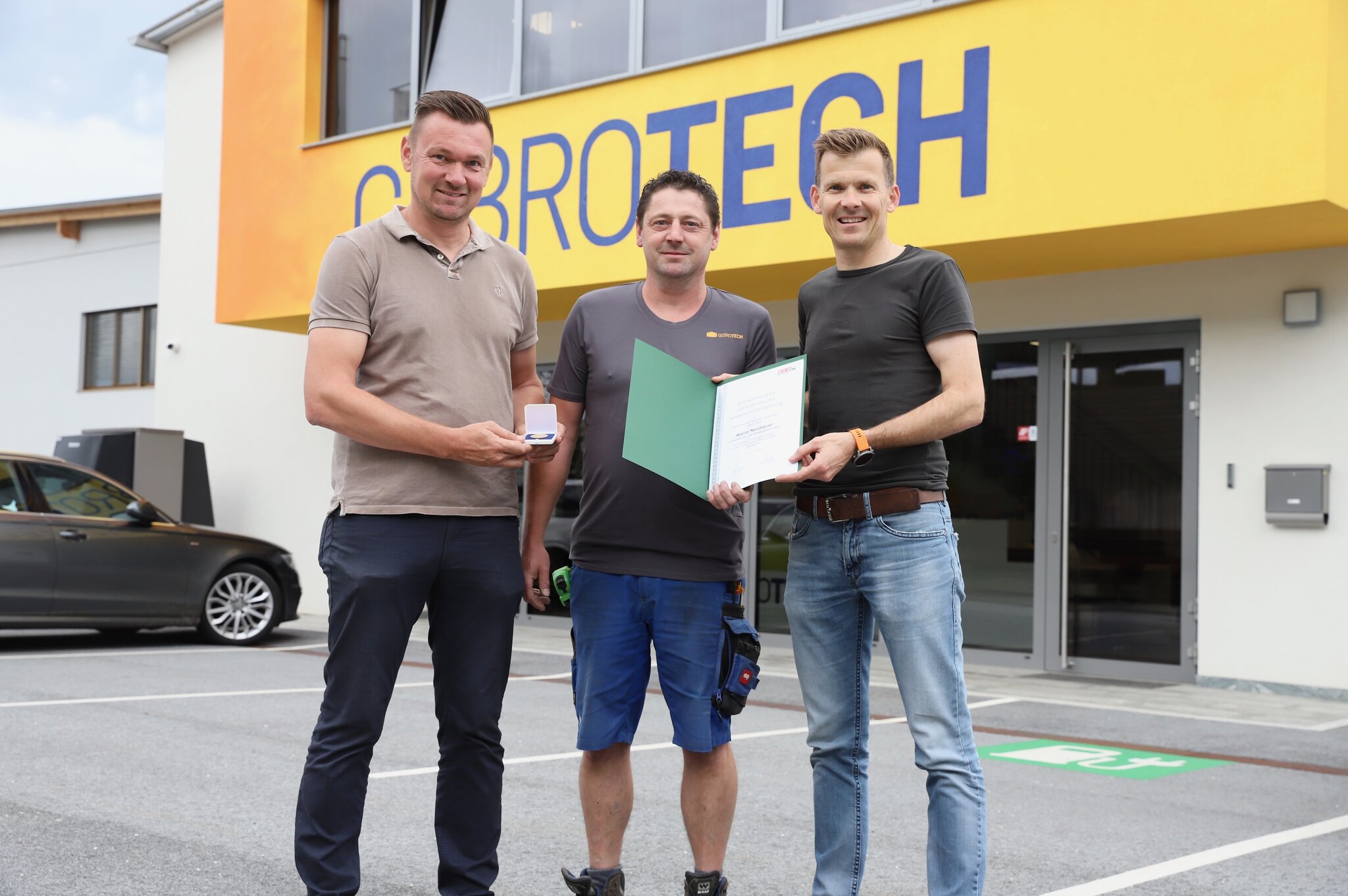 Firma Gebro-Tech Greinbach: Top-Mitarbeiter für Firmentreue „vergoldet“ - Hartberg-Fürstenfeld