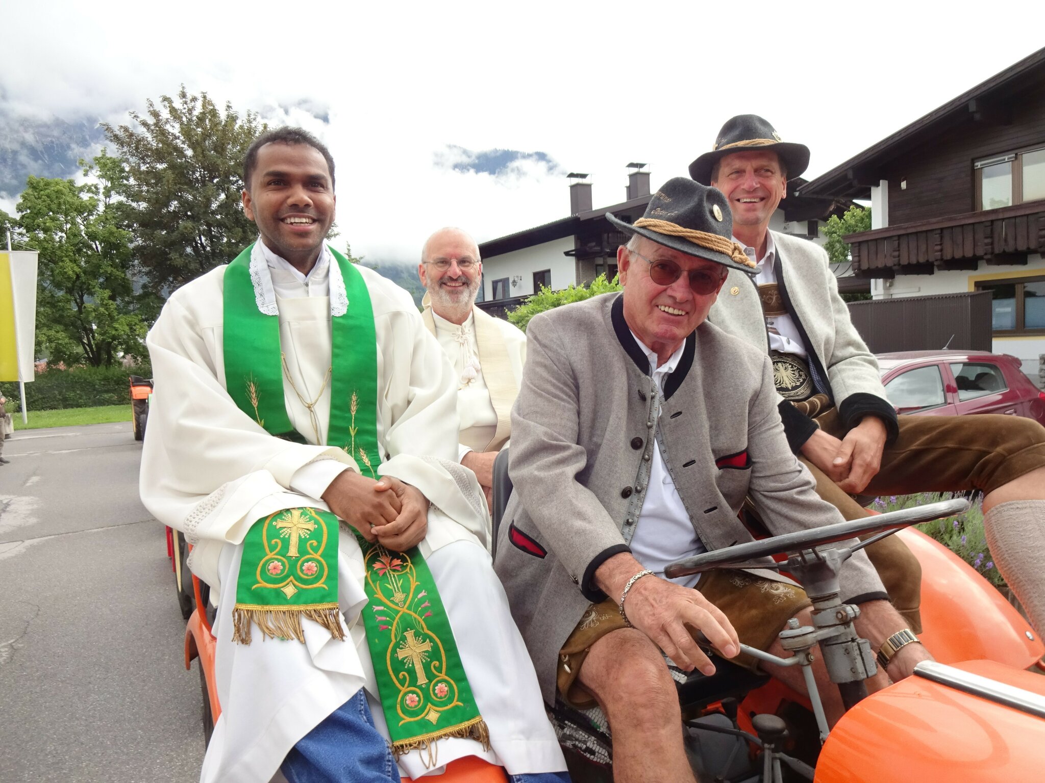 Traktortreffen Völs: Wenn die Lederhosen gian, wird das Wetter schian ...