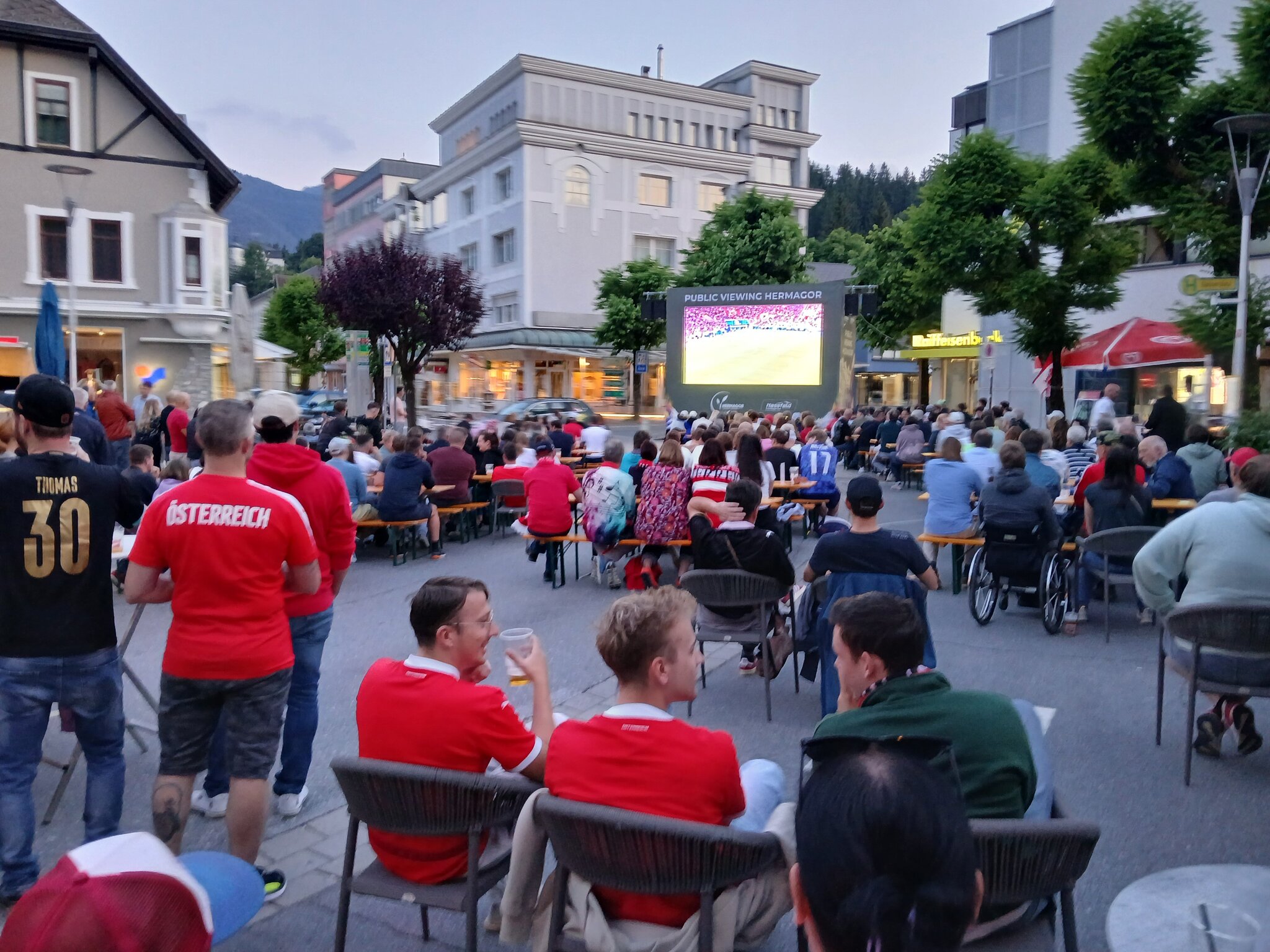 Hermagor / Stadtleben: Tolle Stimmung: Public Viewing in Hermagor - Kärnten
