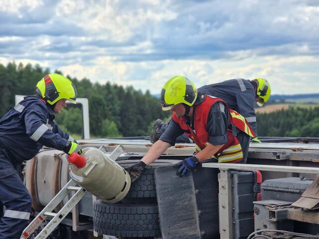 Zwettl: Gefahrgut-LKW mit Gasflaschen in Straßengraben gestürzt - Zwettl
