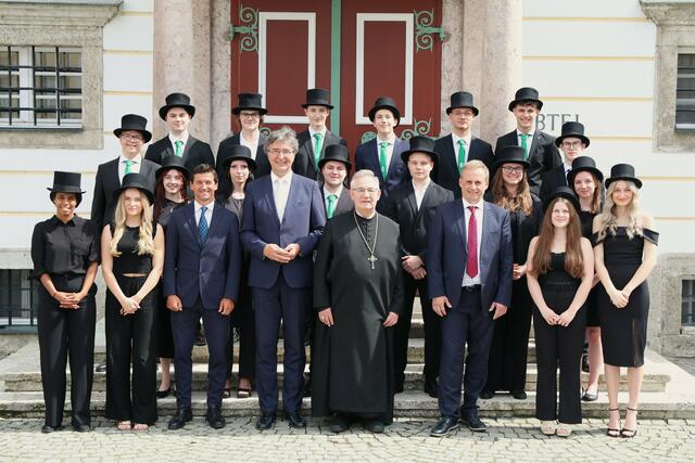 Matura 2024: Im Gymnasium Kremsmünster flogen wieder die Zylinder ...