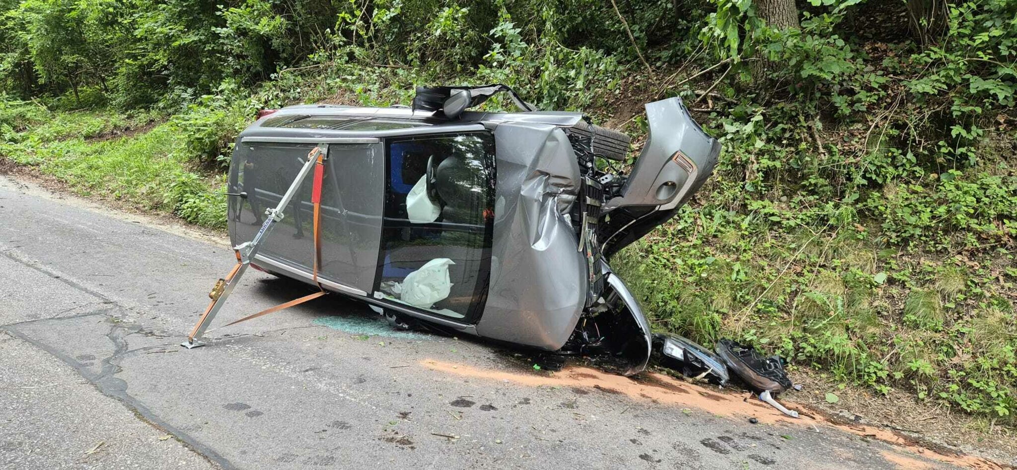 Schwerer Unfall in Wernberg: Passanten befreiten Pkw-Lenker aus Wrack - Villach Land