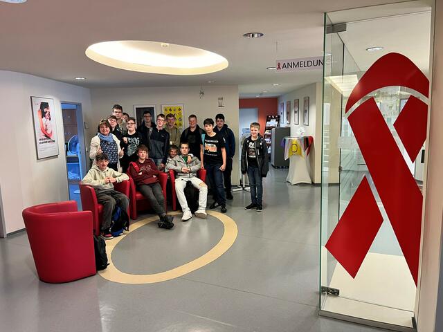 Workshops: Schüler:innen der SMS St. Valentin besuchen Aidshilfe in ...