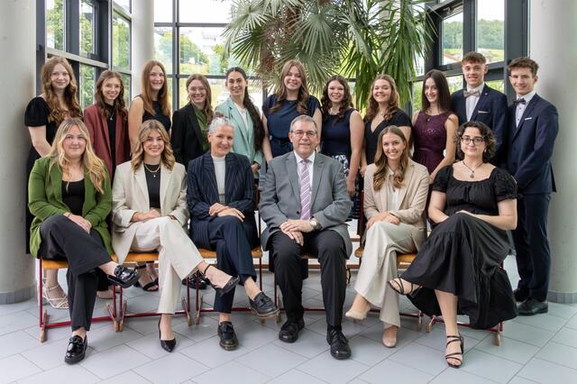 Rohrbach-Berg: HAK-Schüler freuen sich über bestandene Matura - Rohrbach