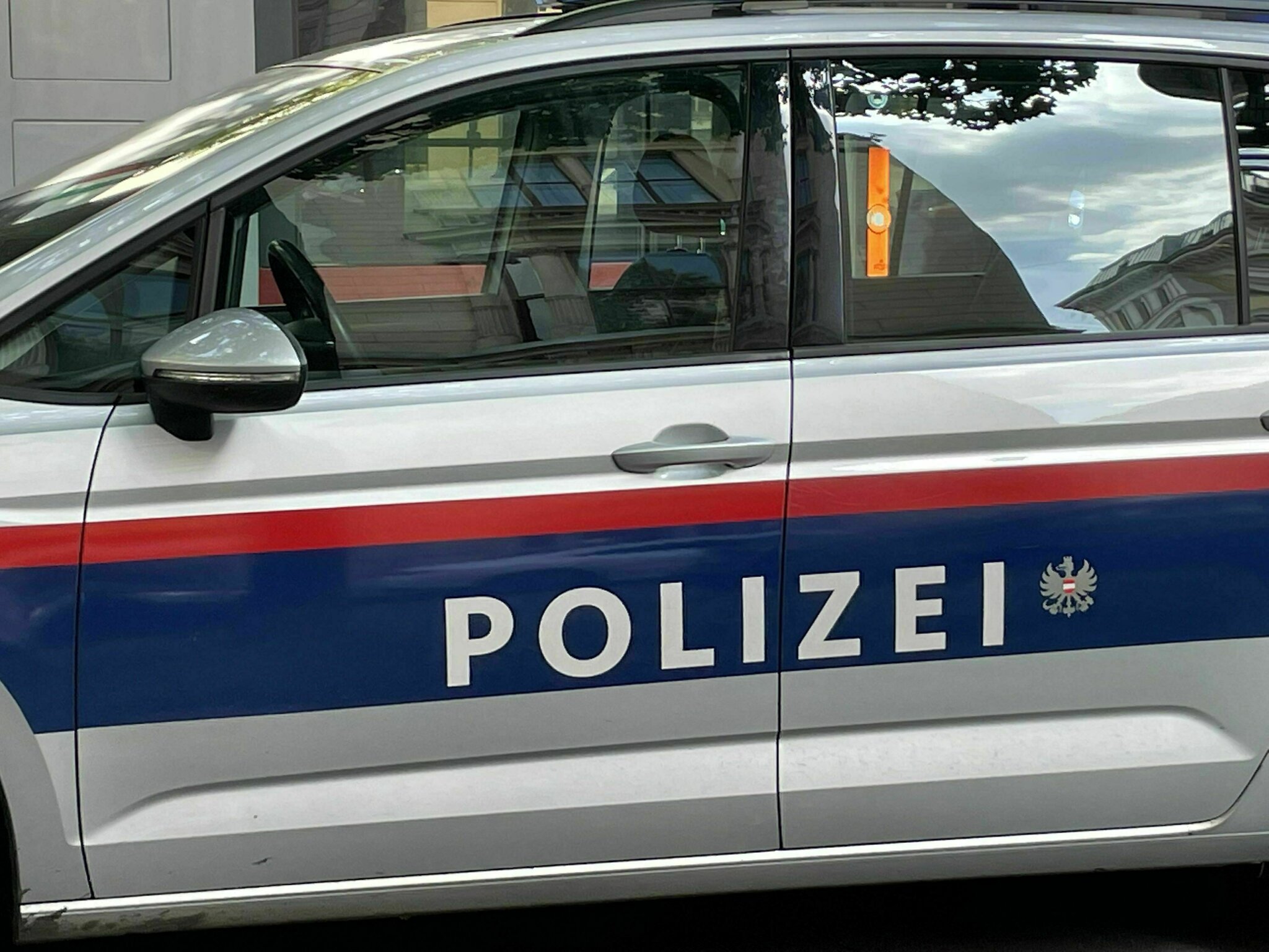 Polizei-Fahndung: Täter nach Messerattacke in Favoriten flüchtig ...