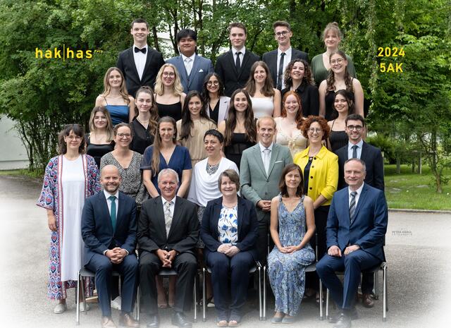 2024: Maturafotos der drei Abschlussklassen an der HAK Perg - Perg