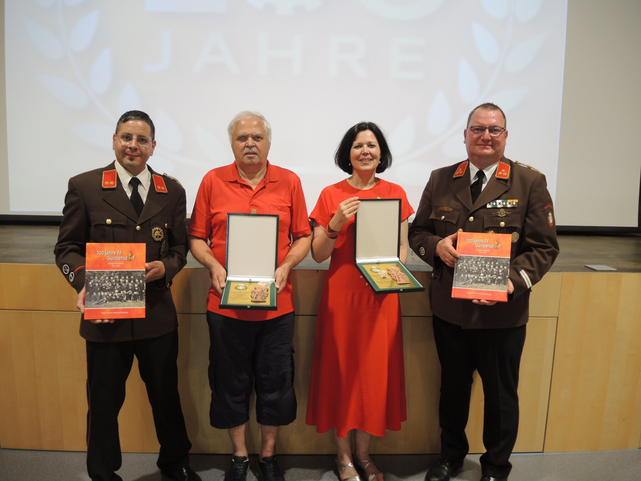 Neue Chronik: Die Freiwillige Feuerwehr Gundersdorf feiert 100 Jahre ...