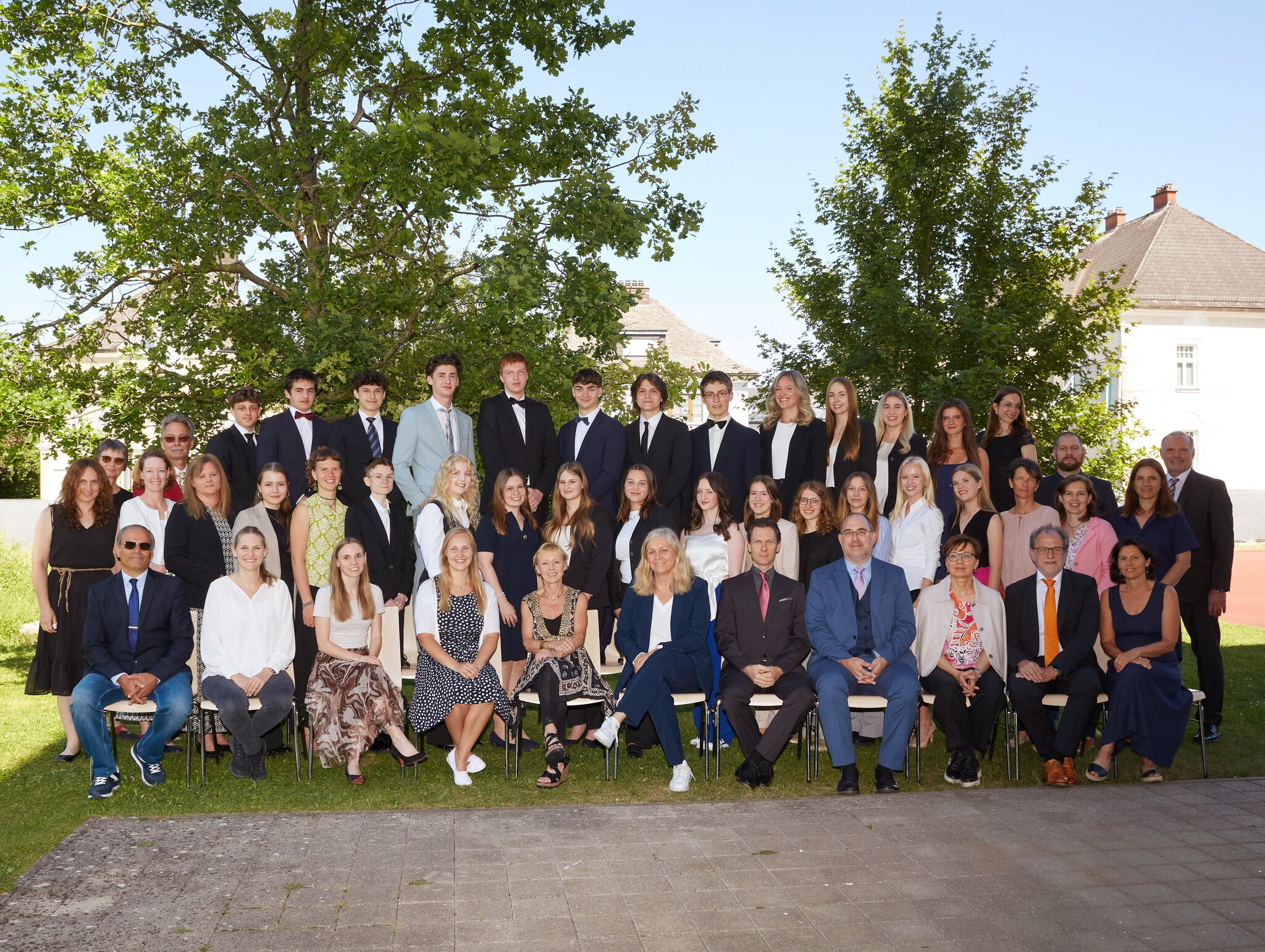 Abschlussklassen 2024: Matura im Franziskus-Gymnasium mit weißer Fahne - Wels & Wels Land