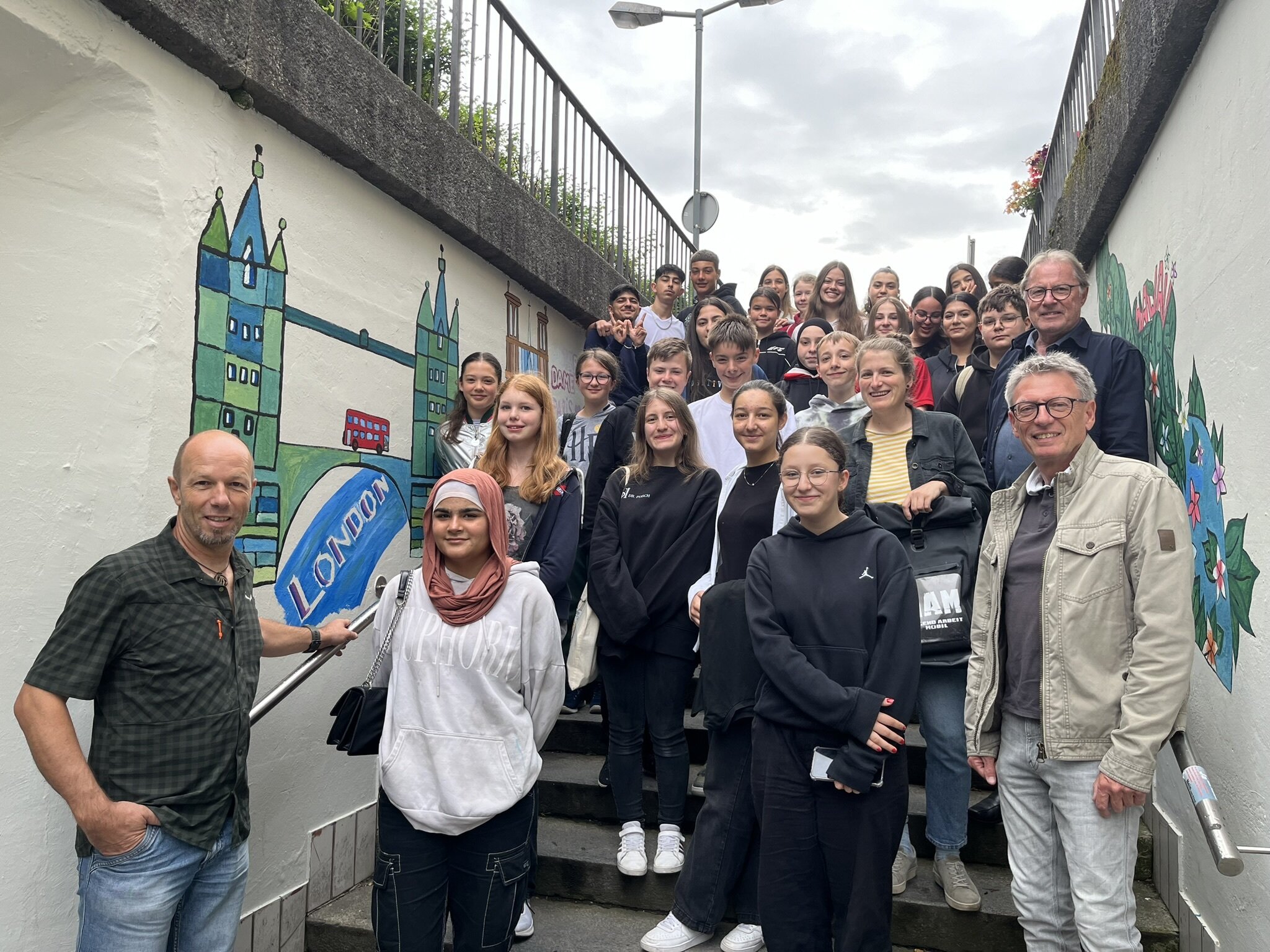 Schüler gestalten Unterführung: Schülerprojekt verwandelt Unterführung ...