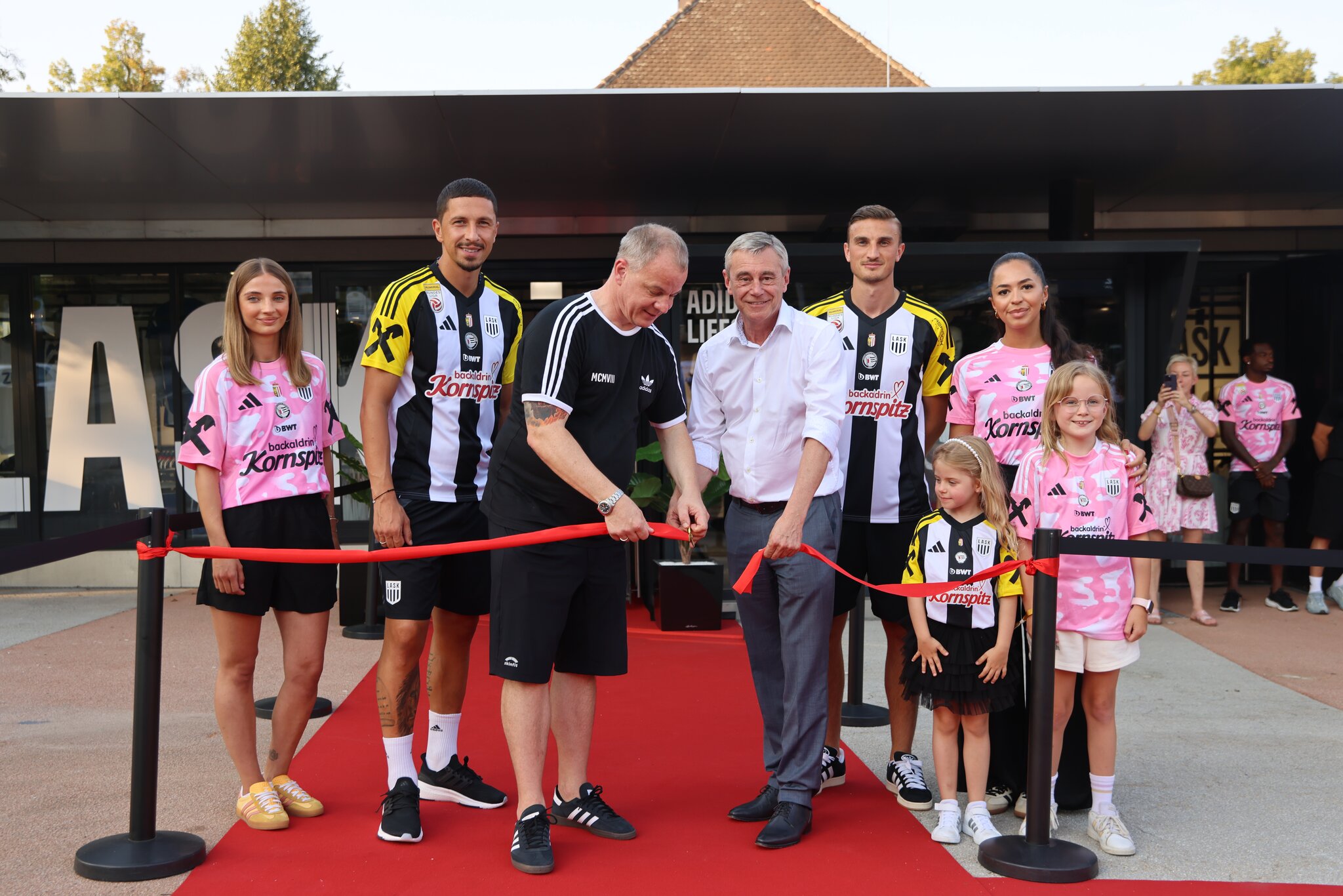 Fanshop für Athletiker: LASK eröffnet brandneuen Fanshop in der ...