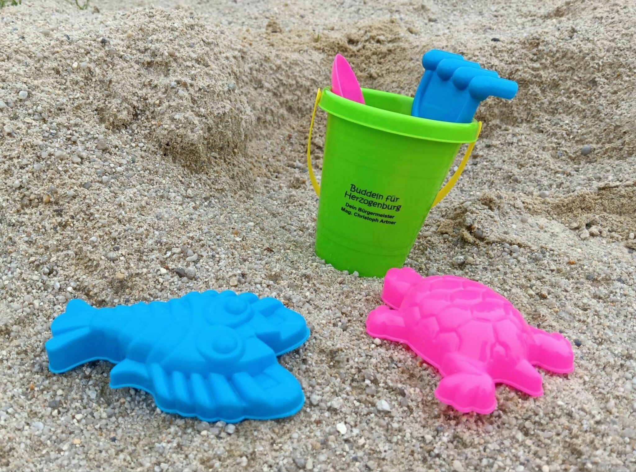 Sandspielzeug verteilt: Buddeln für Herzogenburg! - Herzogenburg/Traismauer