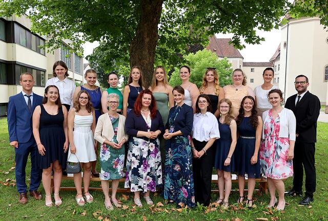 2023/24: Das sind die Absolventinnen der BBS Baumgartenberg - Perg