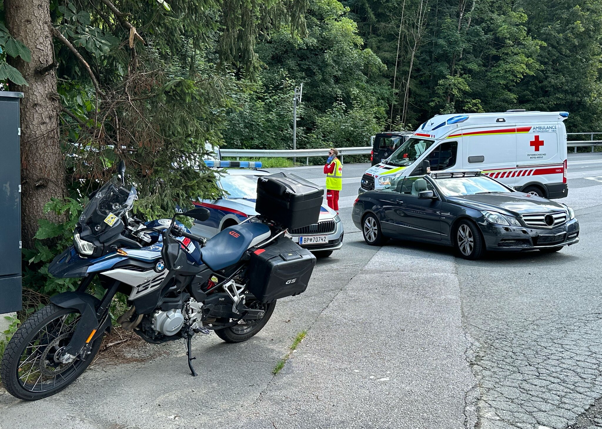 Going am Wilden Kaiser: Schwerer Motorradunfall auf Loferer Straße - Frau schwer verletzt ...