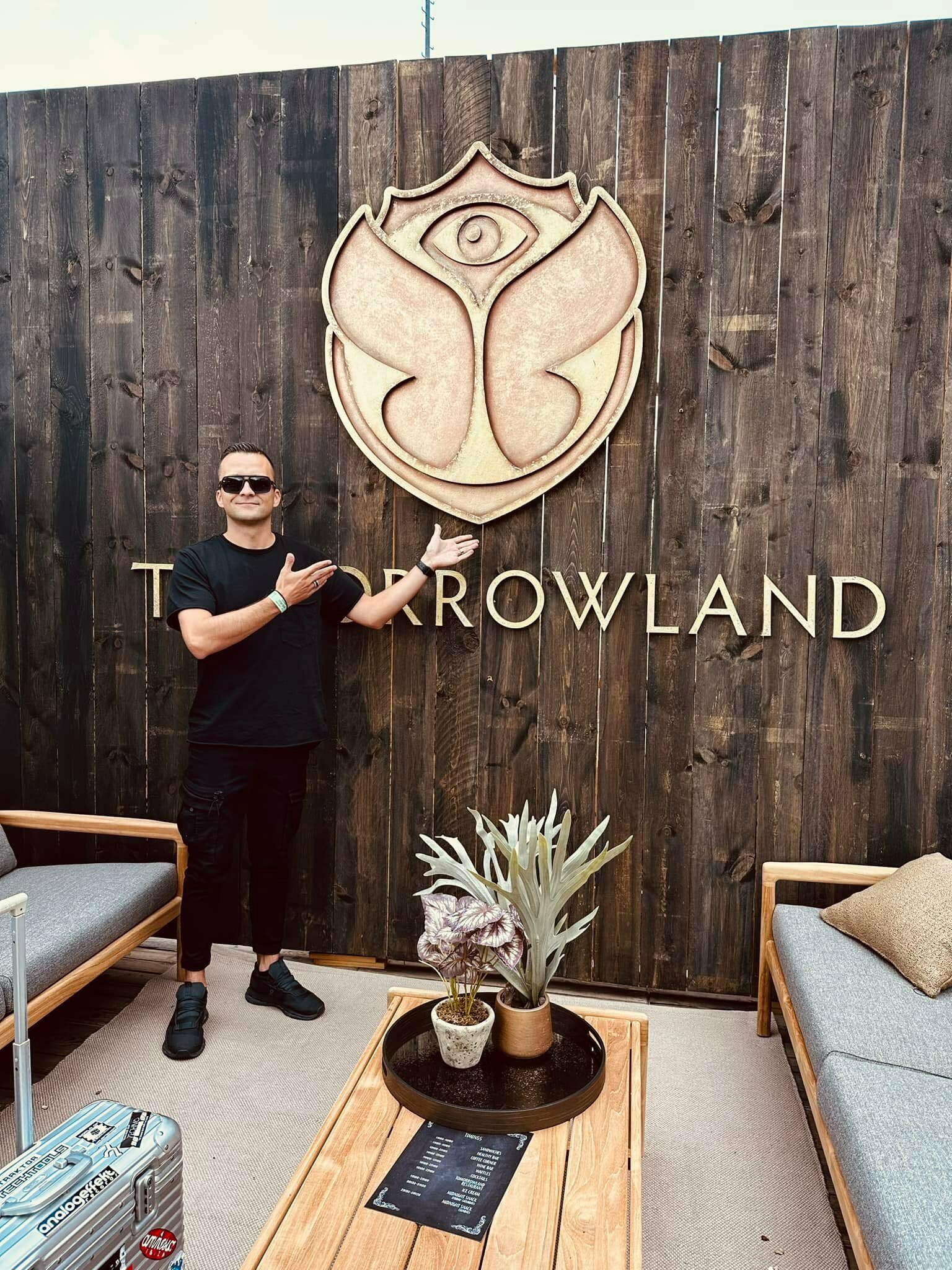 Roman Weber bei Tomorrowland: Tomorrowland-DJ in 10.000 Meter Höhe ...