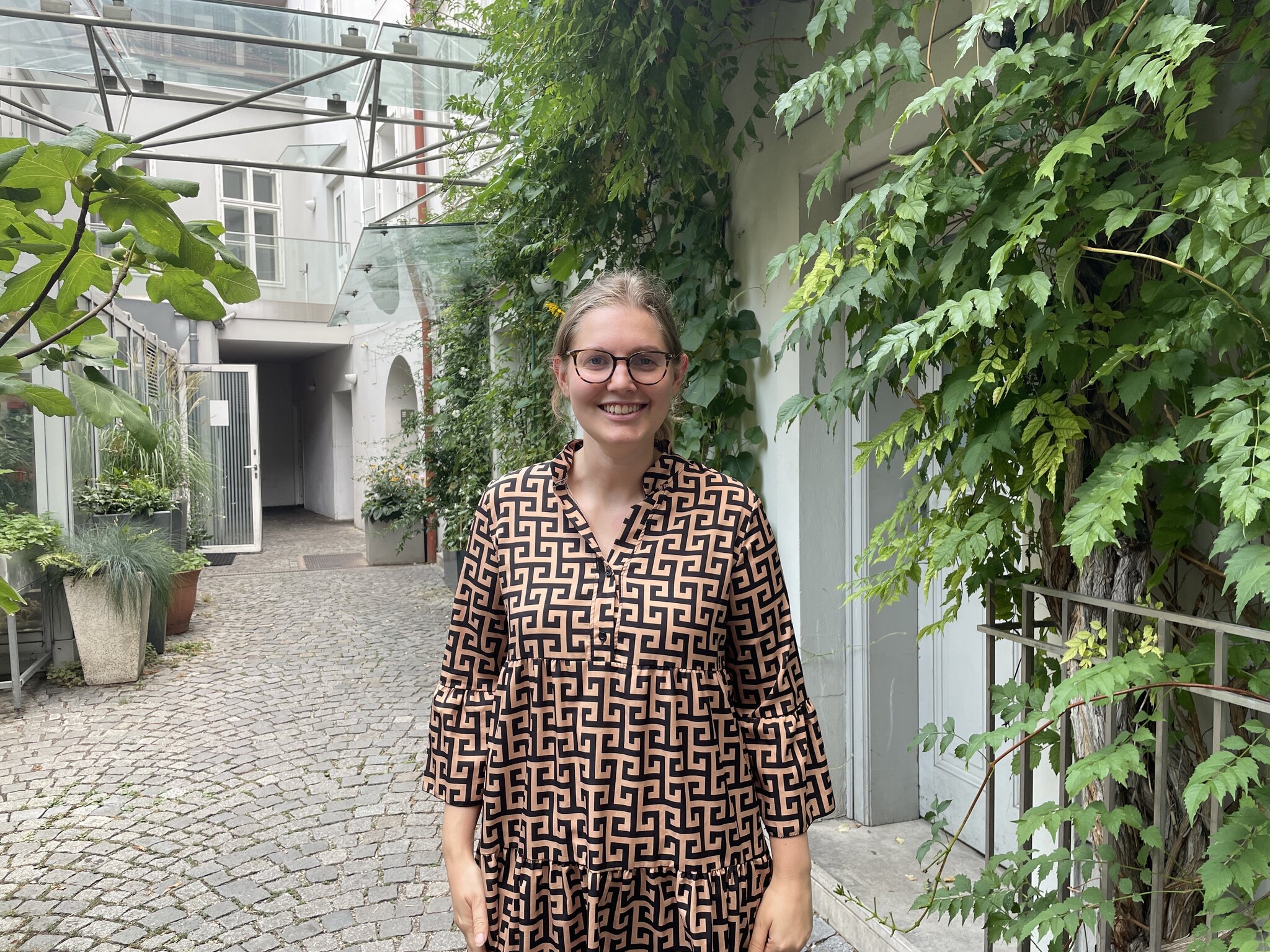 Neos Margareten: Sarah Mayer ist als Sprachrohr im Bezirk unterwegs ...