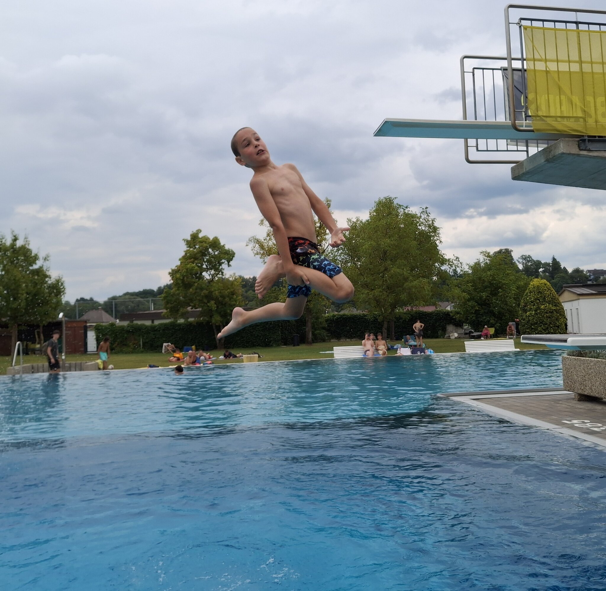 Arschbomben-Contest schlägt hohe Wellen. 💣: Anlauf, Absprung, Splash ...