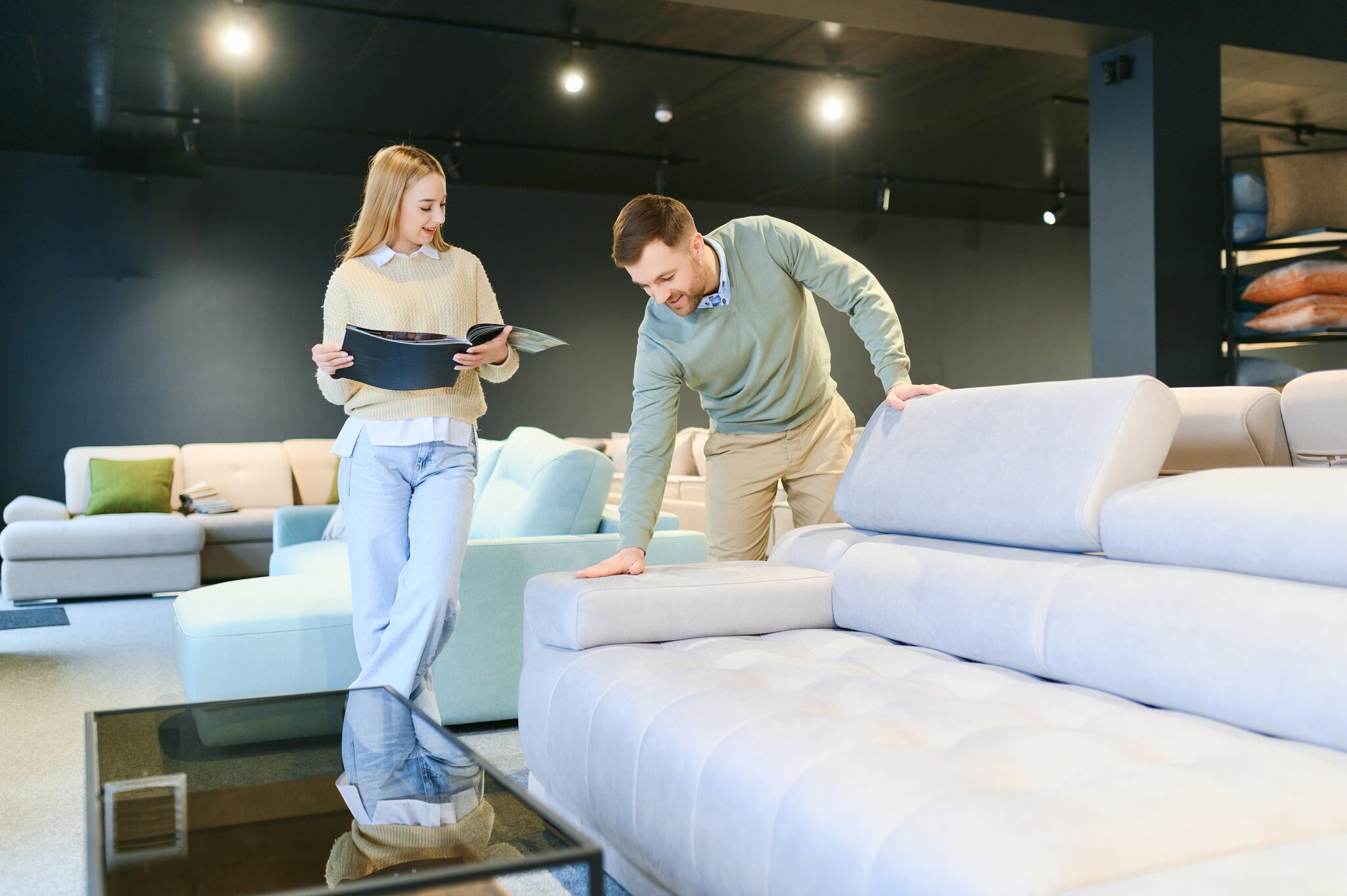 Gemustert bis "Clean-Girl": Hingucker-Wohnzimmer mit den Sofatrends 2024