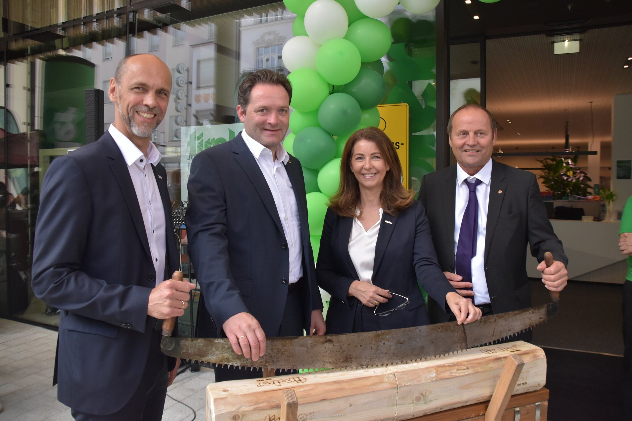Neubeginn in Holz und Grün: Tiroler Versicherung eröffnet neue Zentrale ...