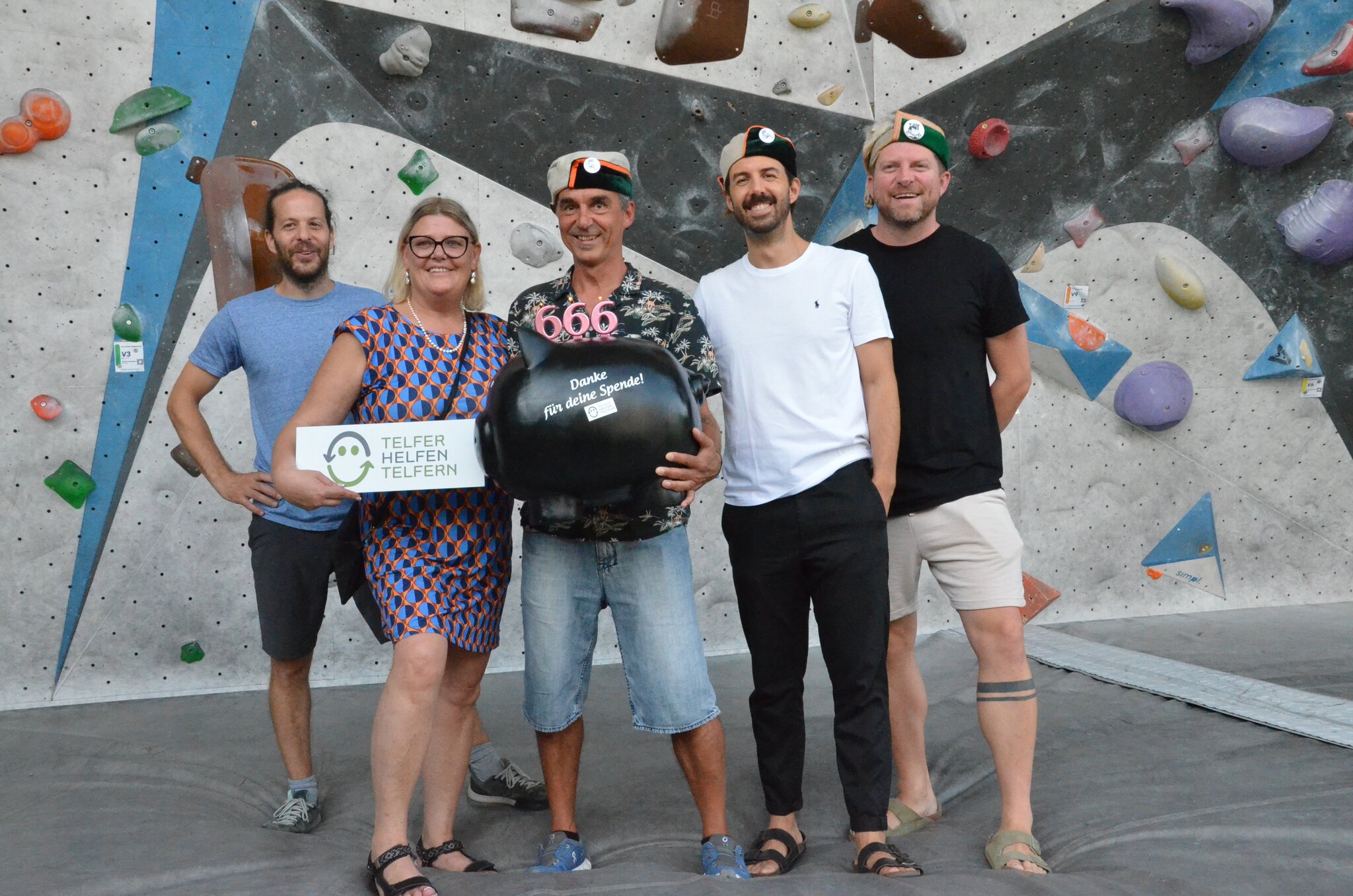 Telfs: Schweinerock-„Halbzeit(spenden)party“: Bärig-exotischer Köhler ...