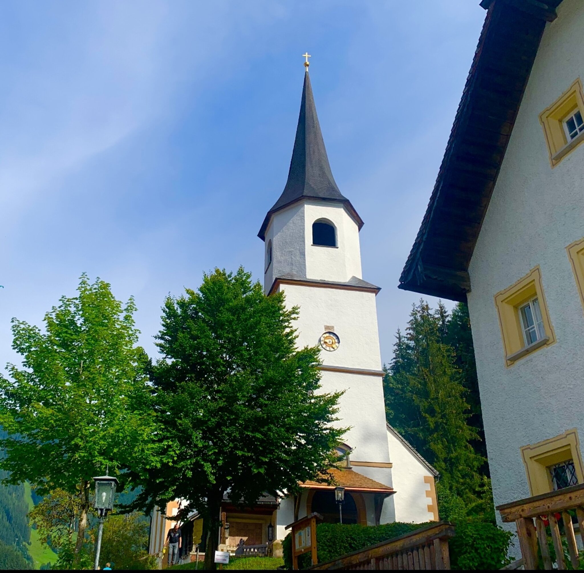Pfarrverband Werfenweng: Der Kirchturm der Wallfahrtskirche in Werfenweng erstrahlt in neuem ...