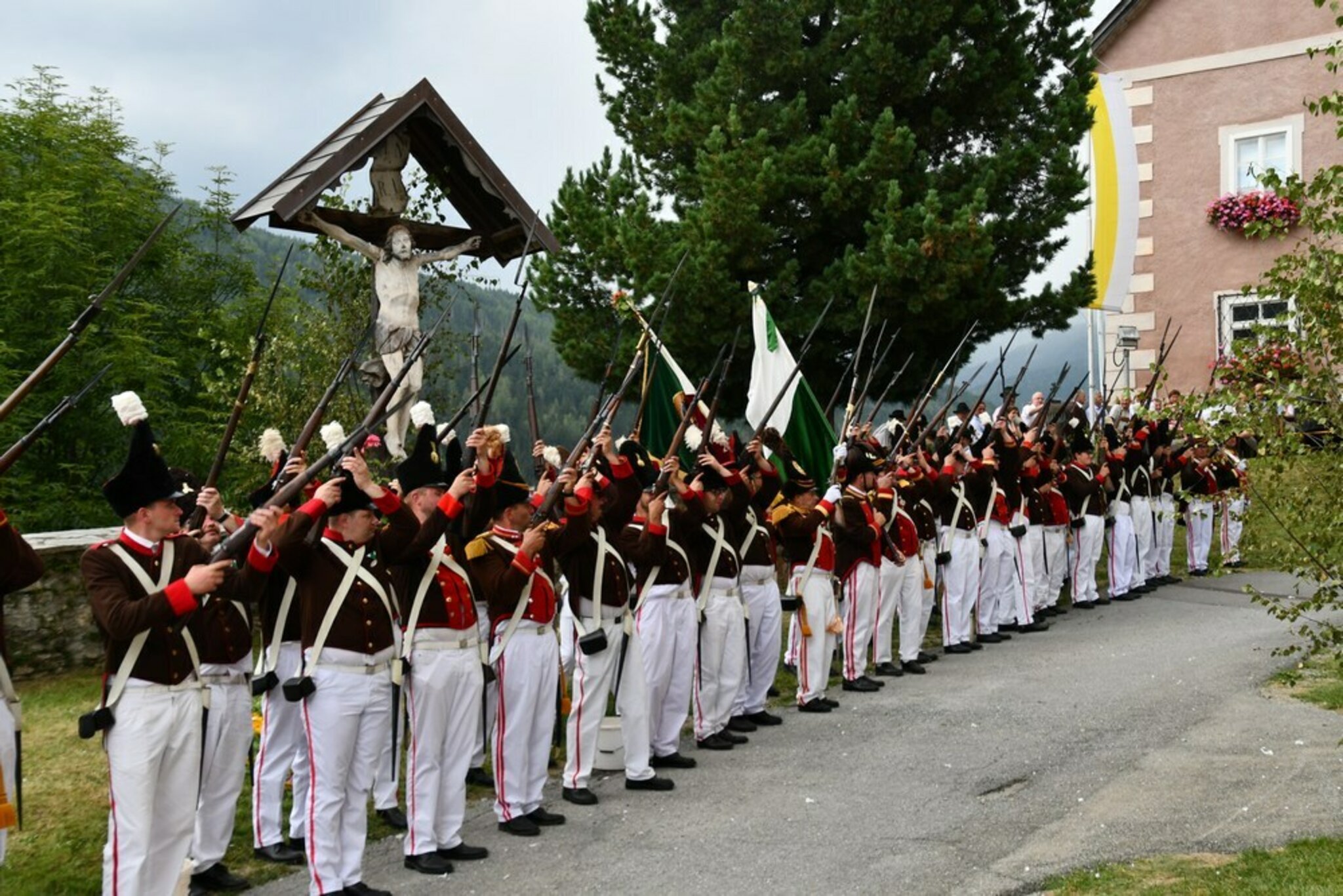 Prangschützen Ranten mit langer Tradition: Fahnenschwingen und Salven ...